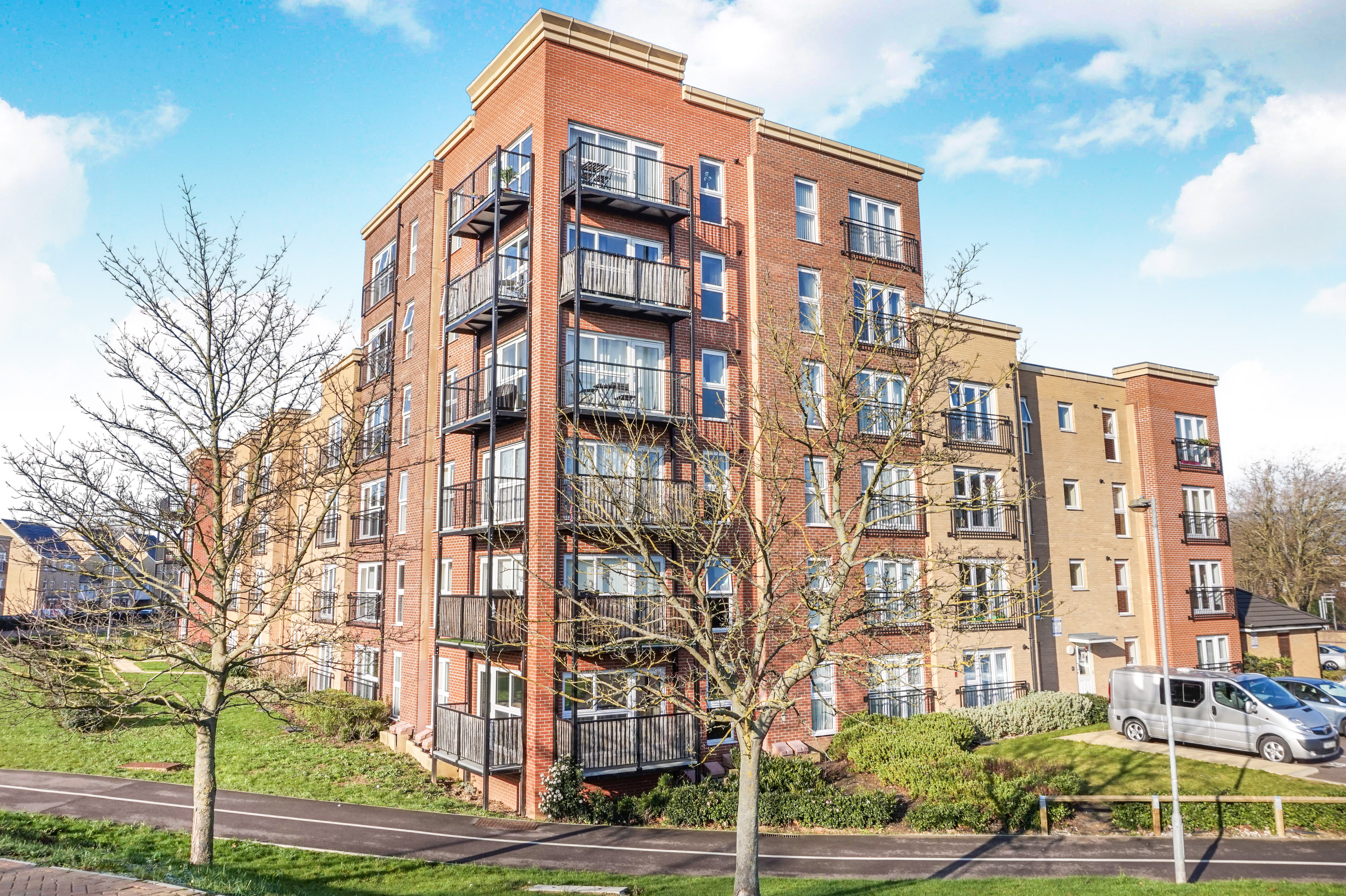 2 bedroom ground floor flat for sale in Blake Avenue, Basildon, SS14 2FR