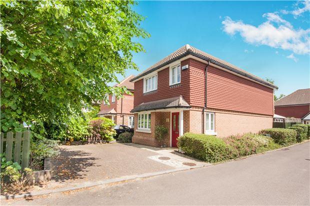 4 bedroom detached house for sale in Hollie Close, Horley, RH6 9QF