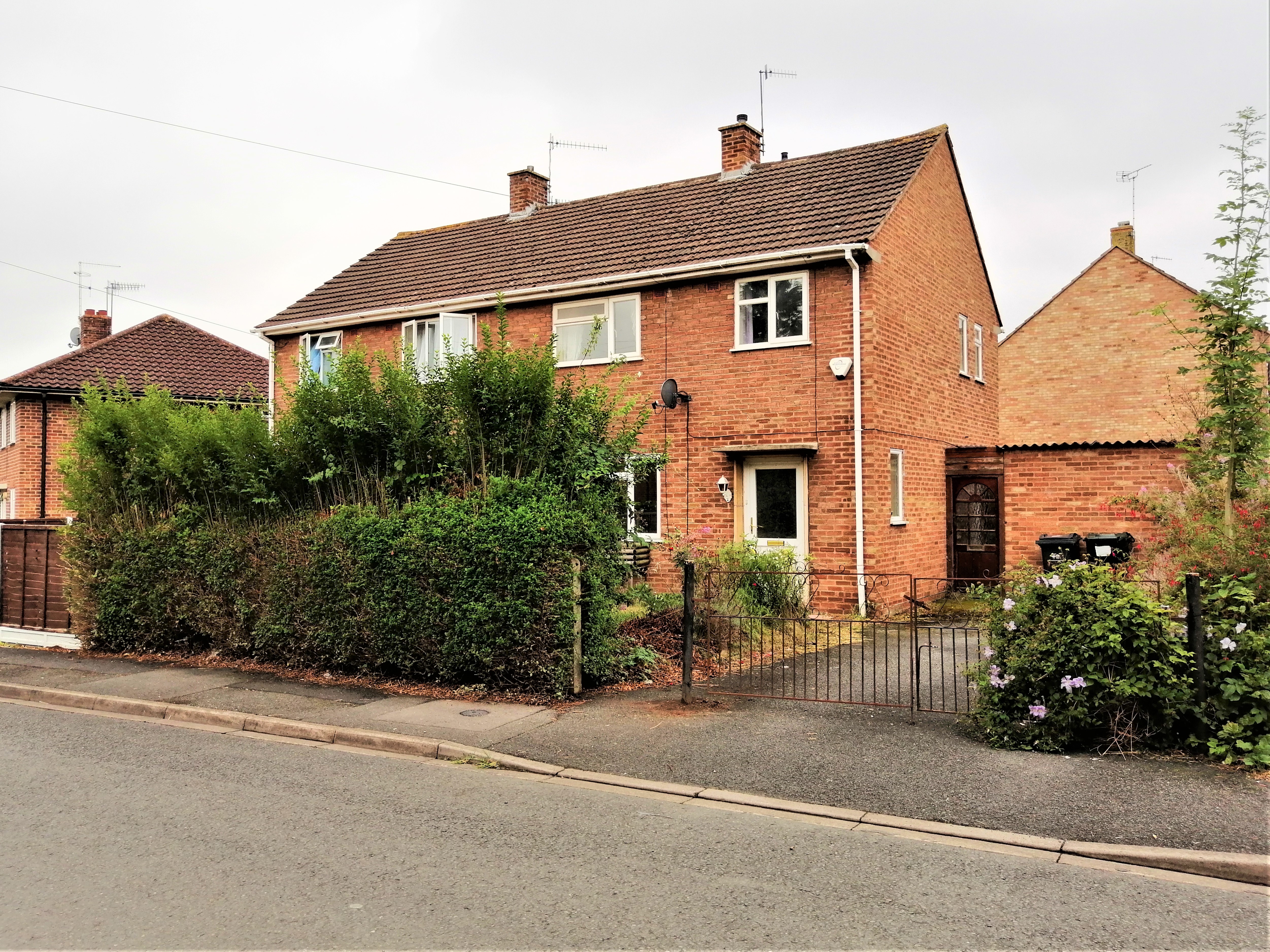 3 bedroom semi-detached house for sale in Moat Crescent, Malvern, WR14 2PP