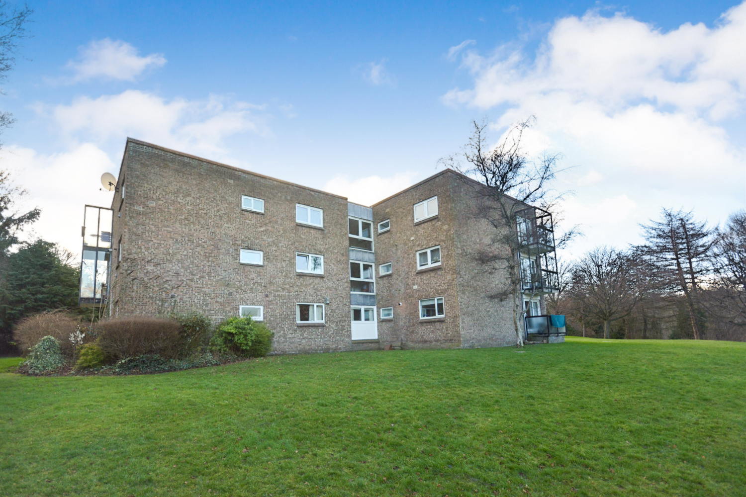 3 bedroom apartment for sale in Cramond Vale, Edinburgh, EH4 6RB