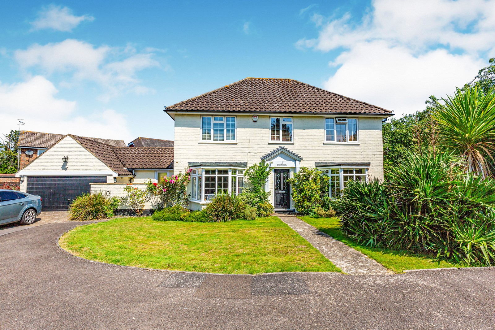 4 bedroom detached house for sale in Border Chase, Crawley, RH10 3QH