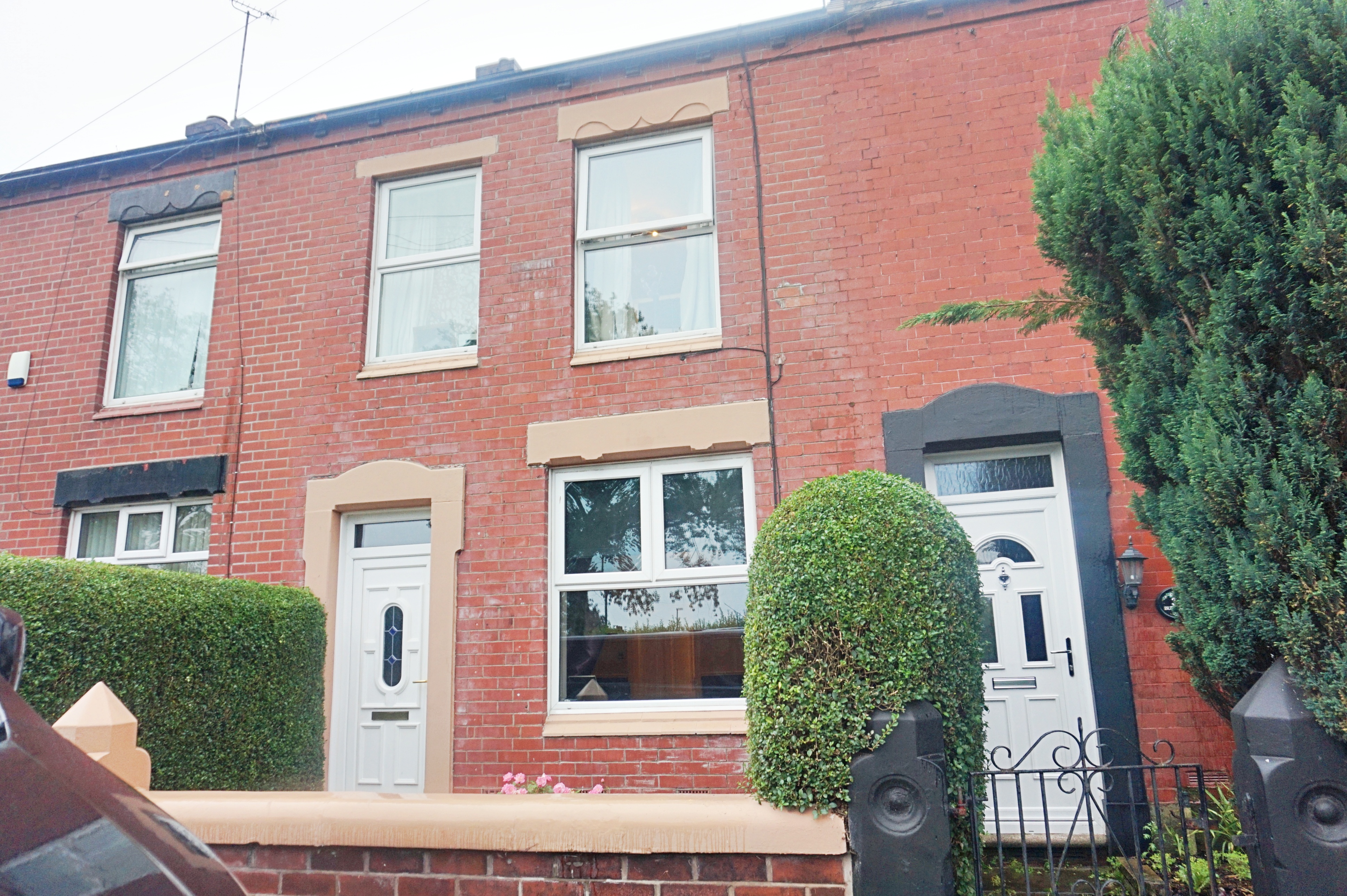 3 bedroom terraced house for sale in Burnley Lane, Oldham, OL1 2QP