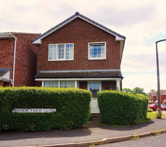 3 bedroom detached house for sale in Manor Farm Close, Doncaster, DN6 7AE