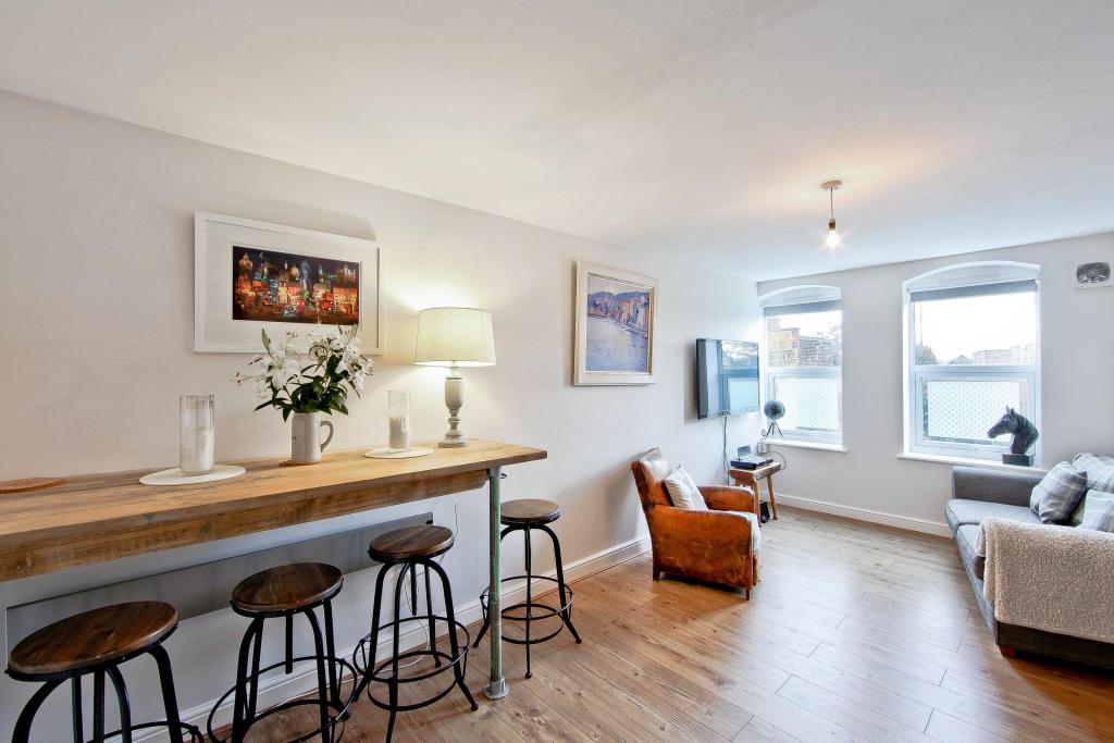 2 bedroom flat for sale in 21 London Road, Tooting, SW17 9JR