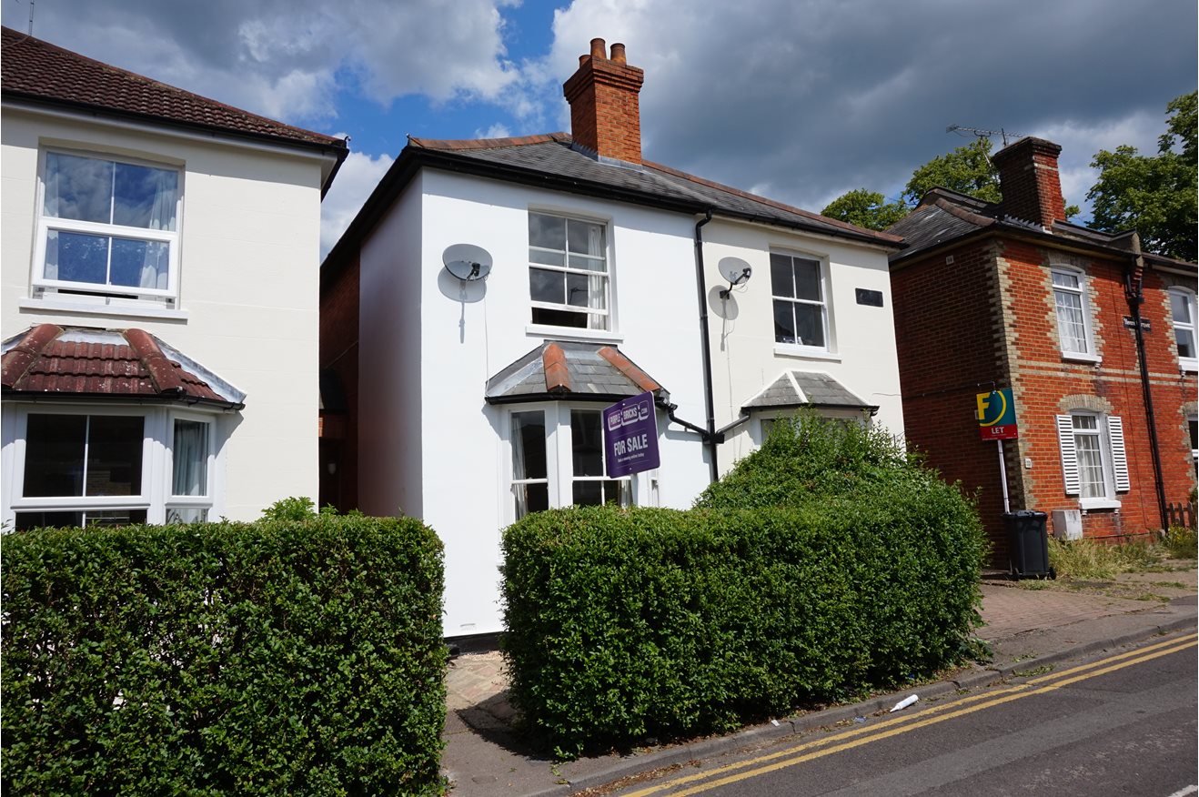 2 bedroom semi-detached house for sale in New Cross Road, Guildford ...