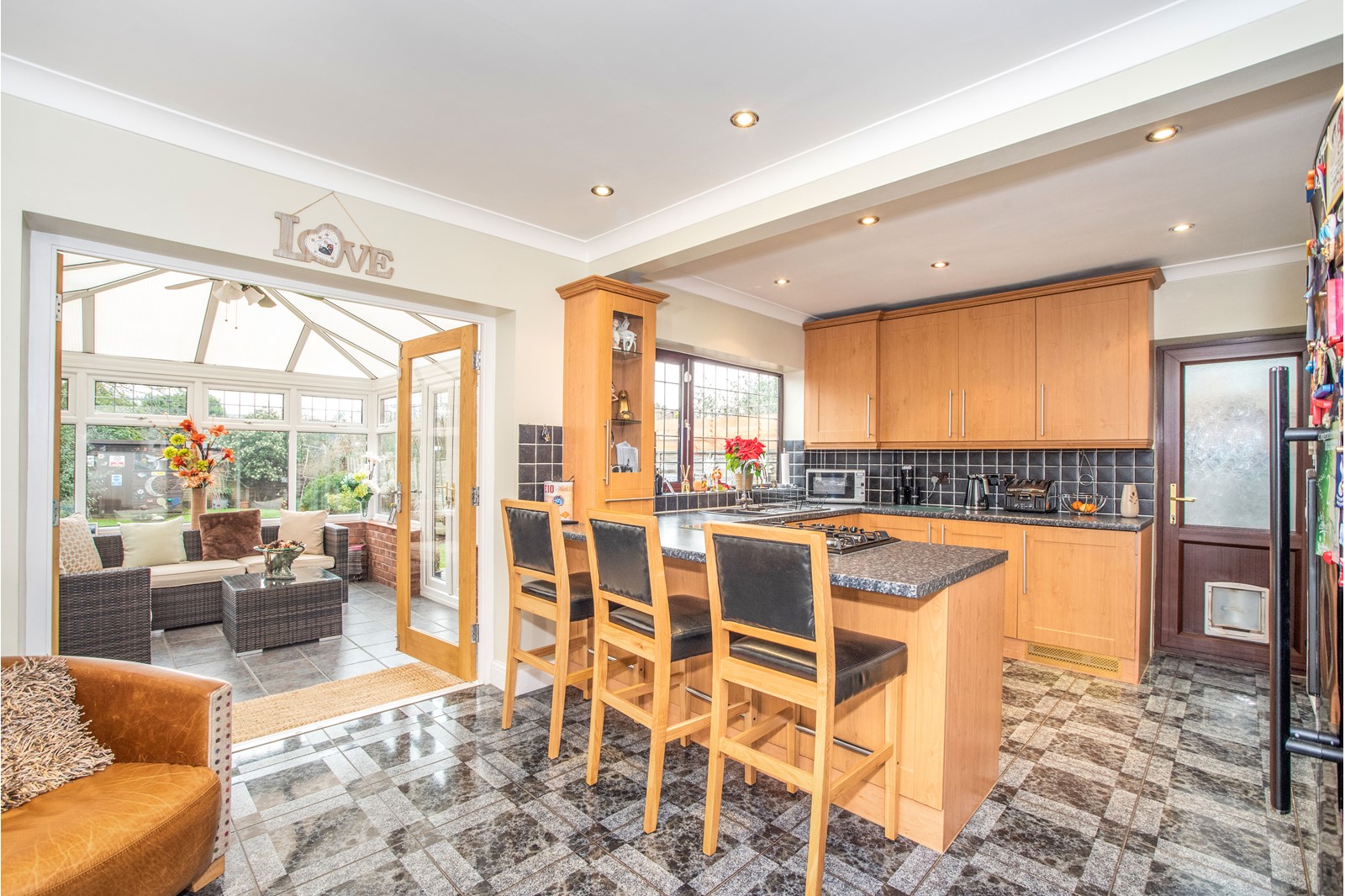 2 bedroom detached house for sale in Upminster Road North, Rainham ...