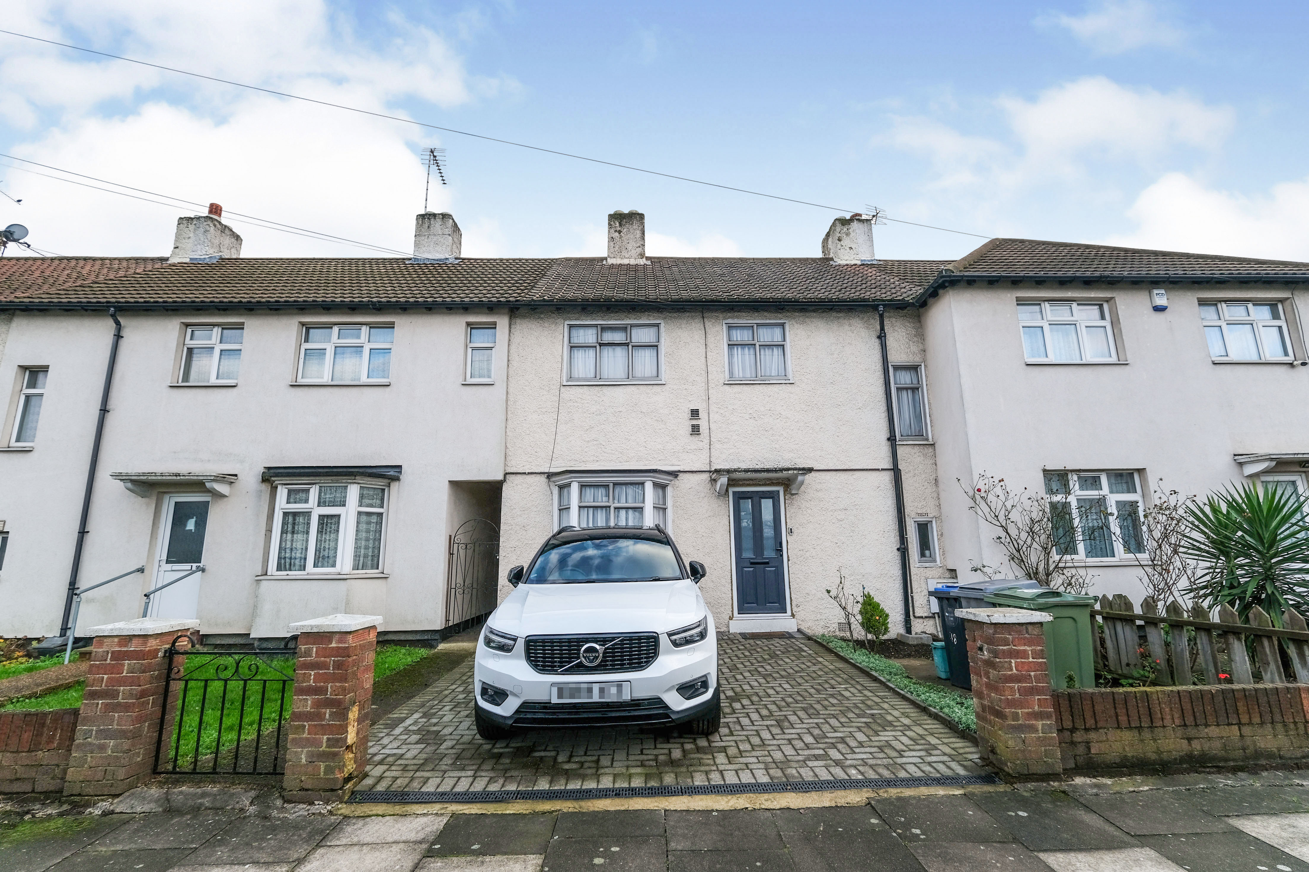3 bedroom terraced house for sale in North Circular Road, Neasden, NW10 0QS