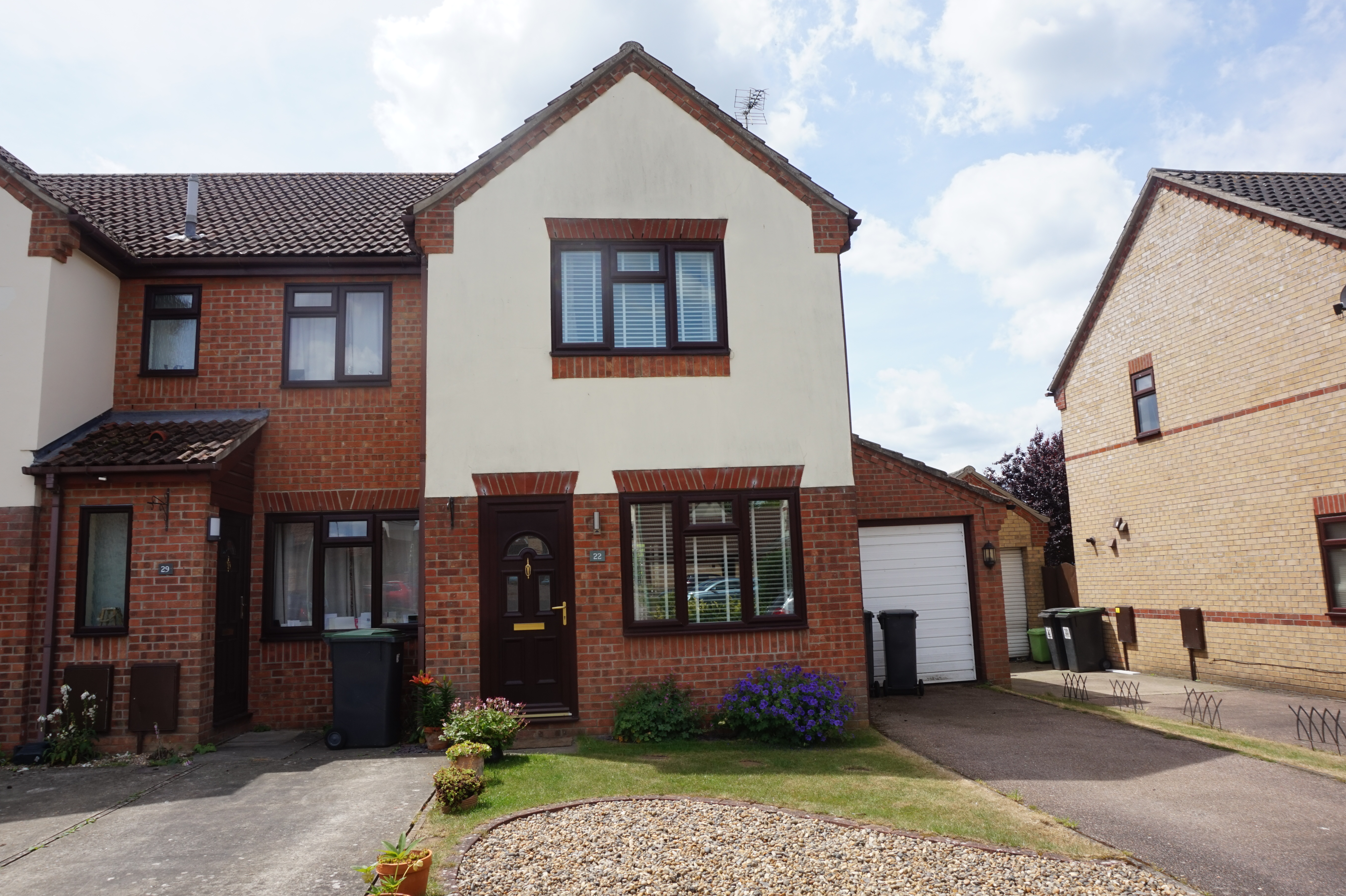 2 bedroom semi-detached house for sale in Robin Close, Thurston, IP31 3TP