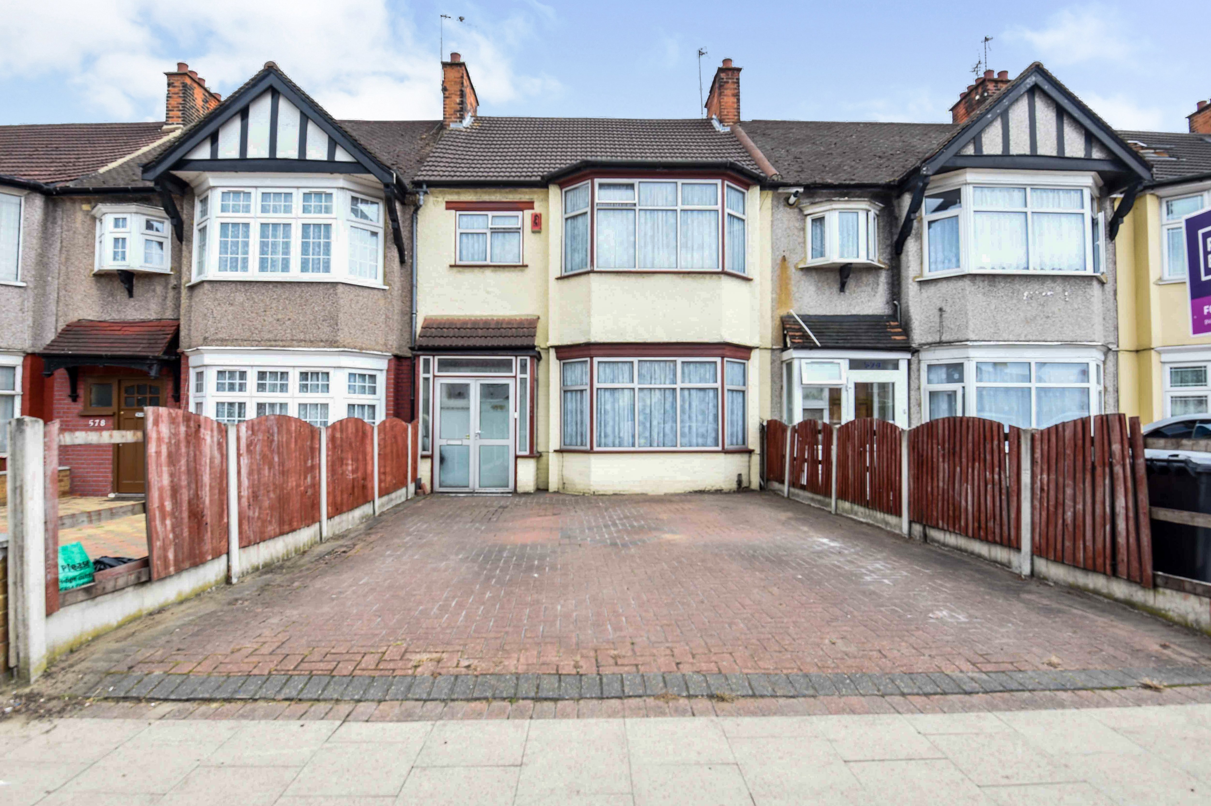 3 bedroom terraced house for sale in Eastern Avenue, Ilford, IG2 6PH