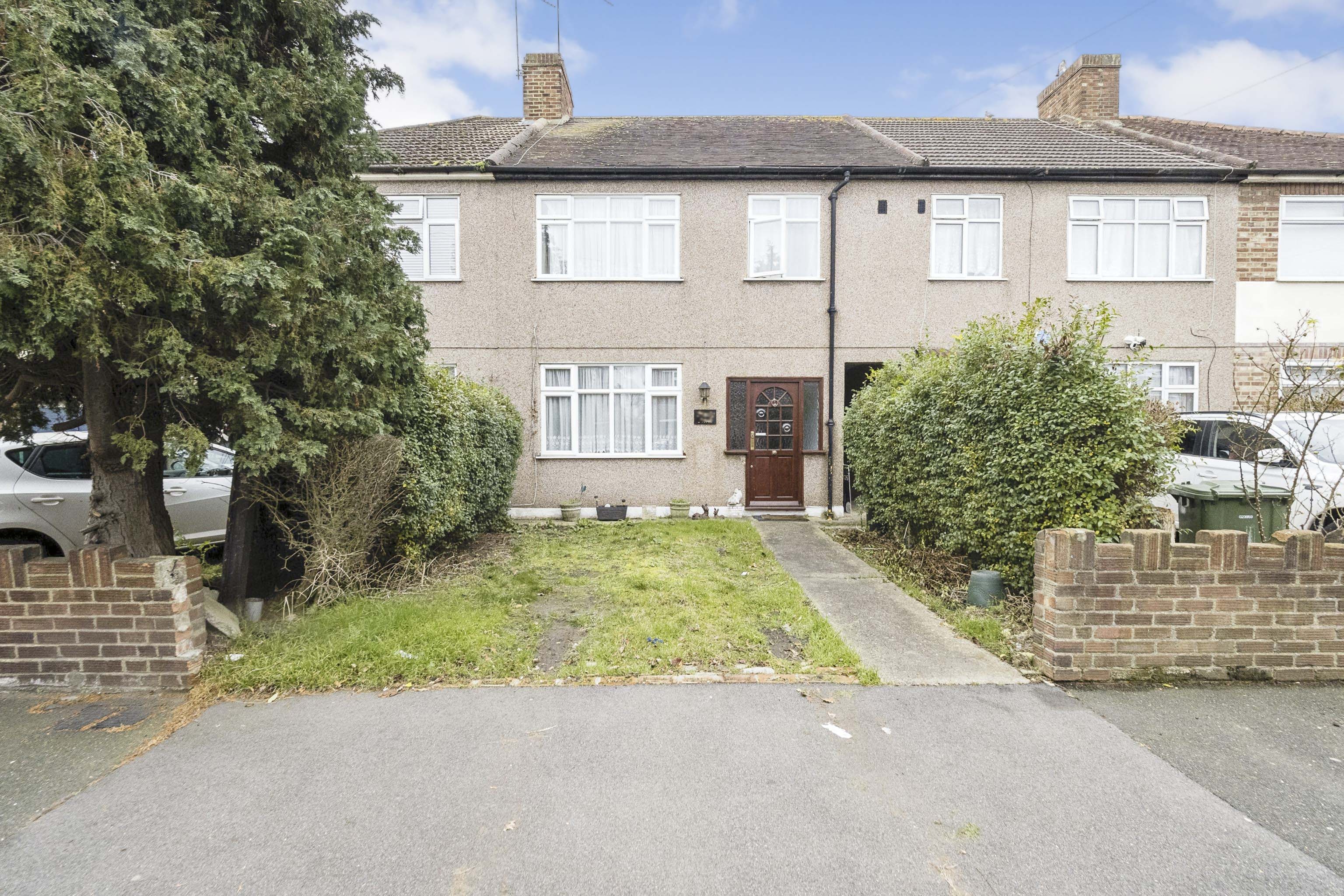 3 bedroom terraced house for sale in Wolseley Road, Romford, RM7 0BS