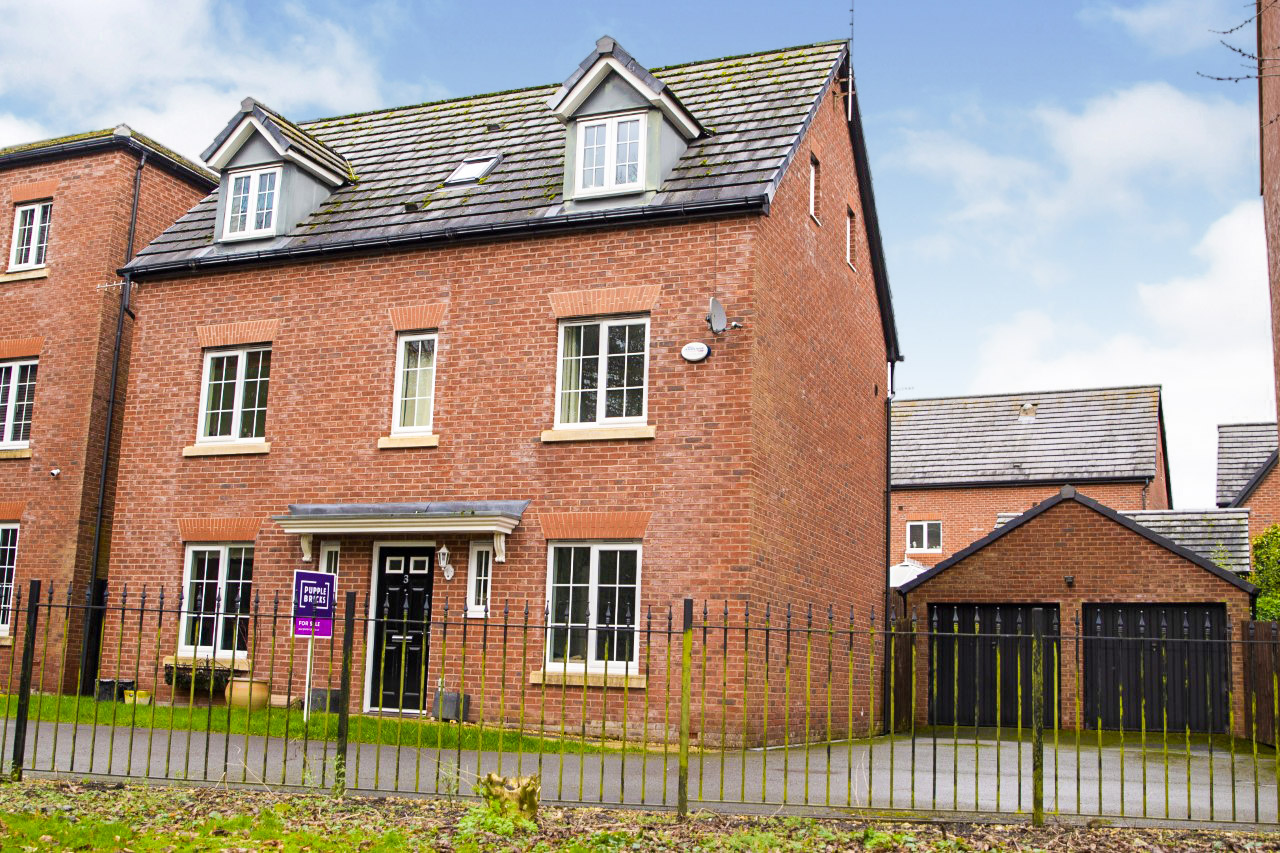 5 bedroom detached house for sale in Howards Field, Wrexham, LL13 7ER