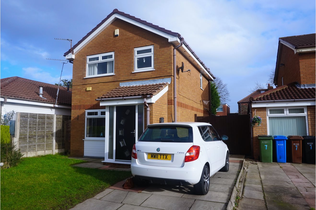 3 bedroom detached house for sale in Maypool Drive, Stockport, SK5 7SZ