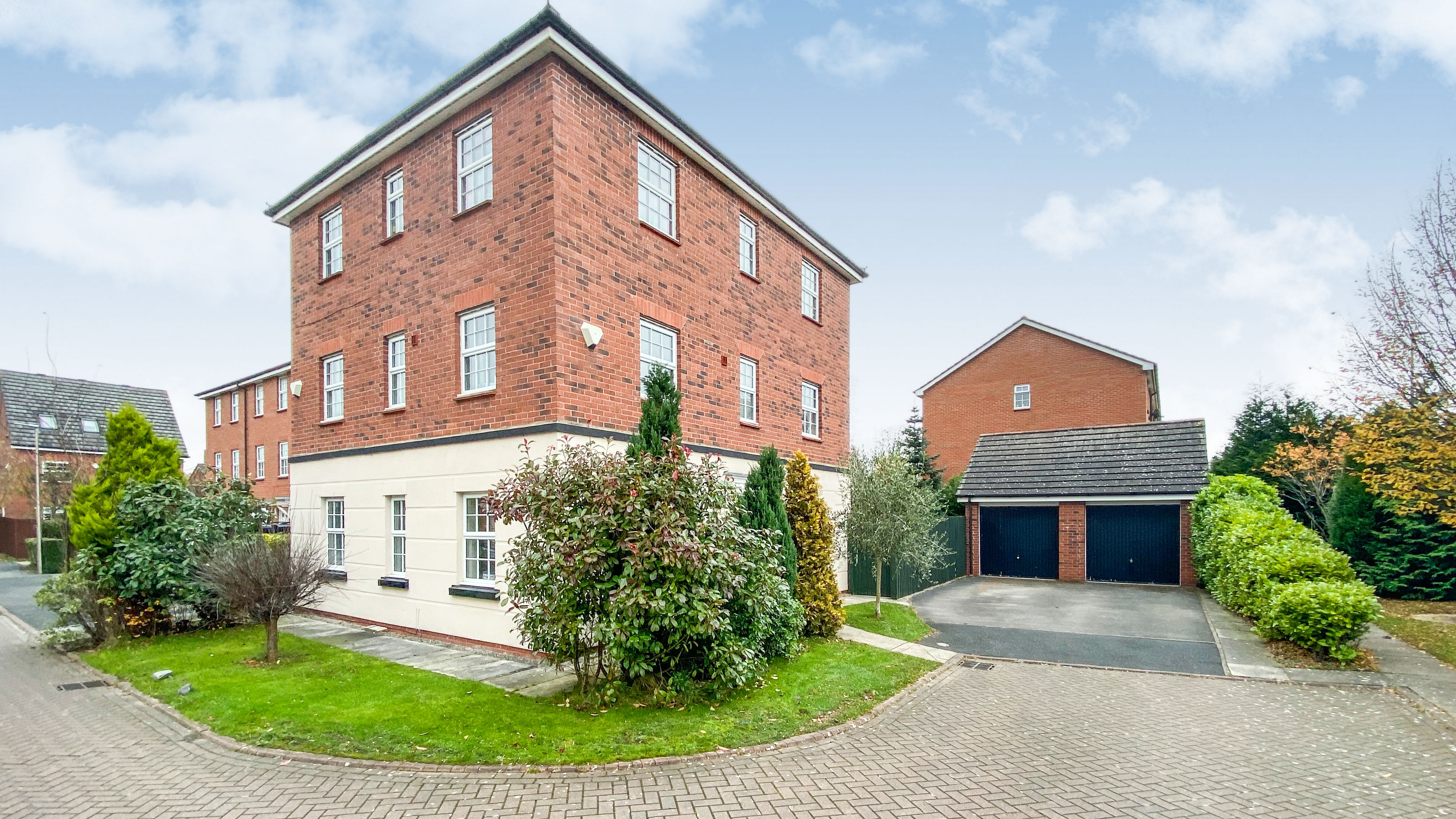 5 bedroom detached house for sale in Comberbach Drive, Nantwich, CW5 7GS