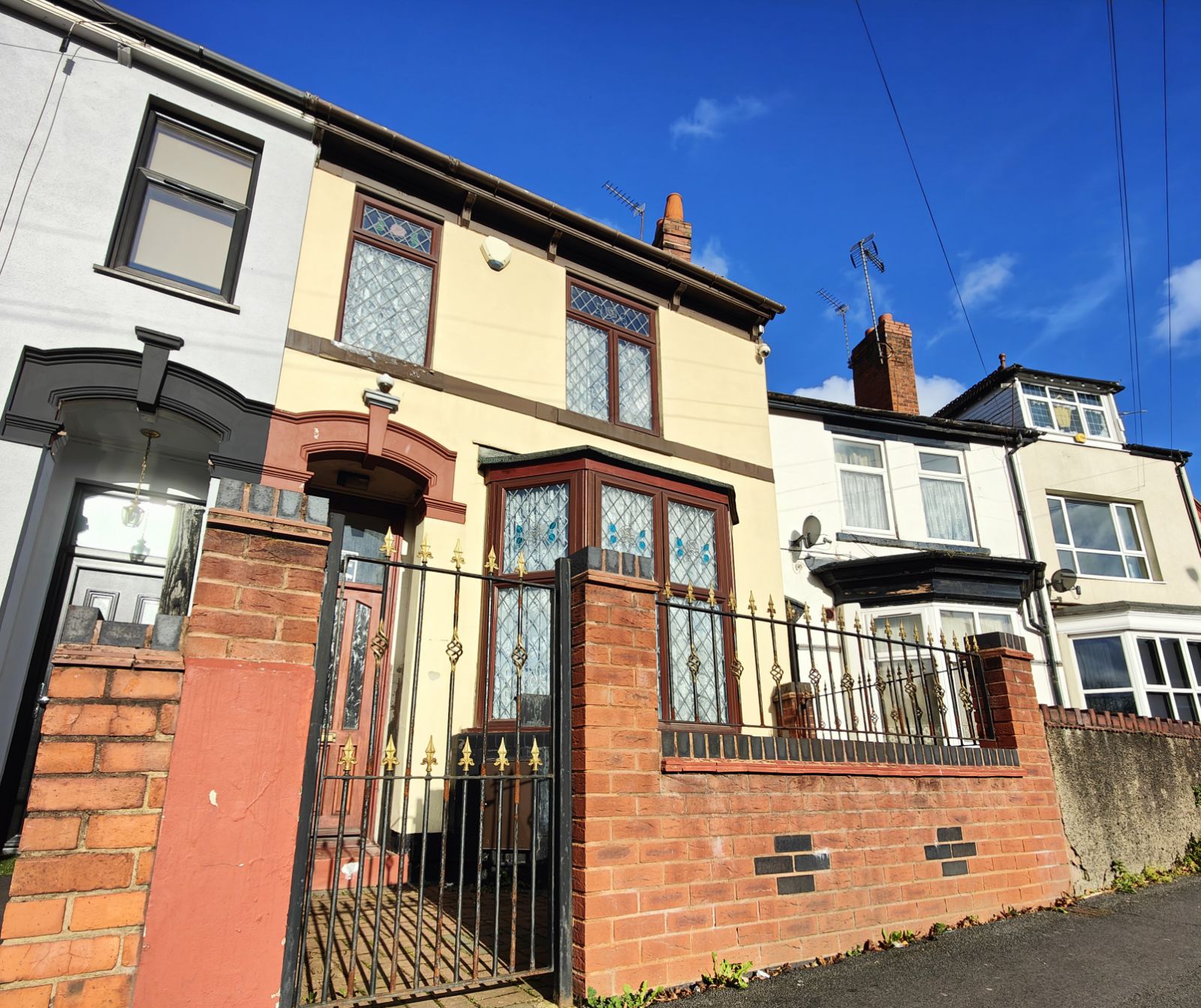 4 bedroom end of terrace house for sale in Newhampton Road East ...