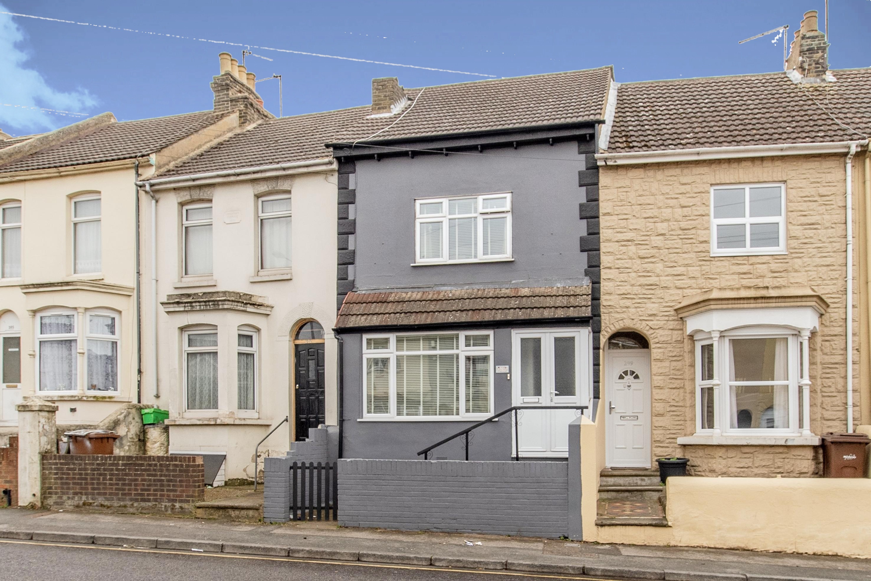 3 bedroom terraced house for sale in Canterbury Street, Gillingham, ME7 5XN