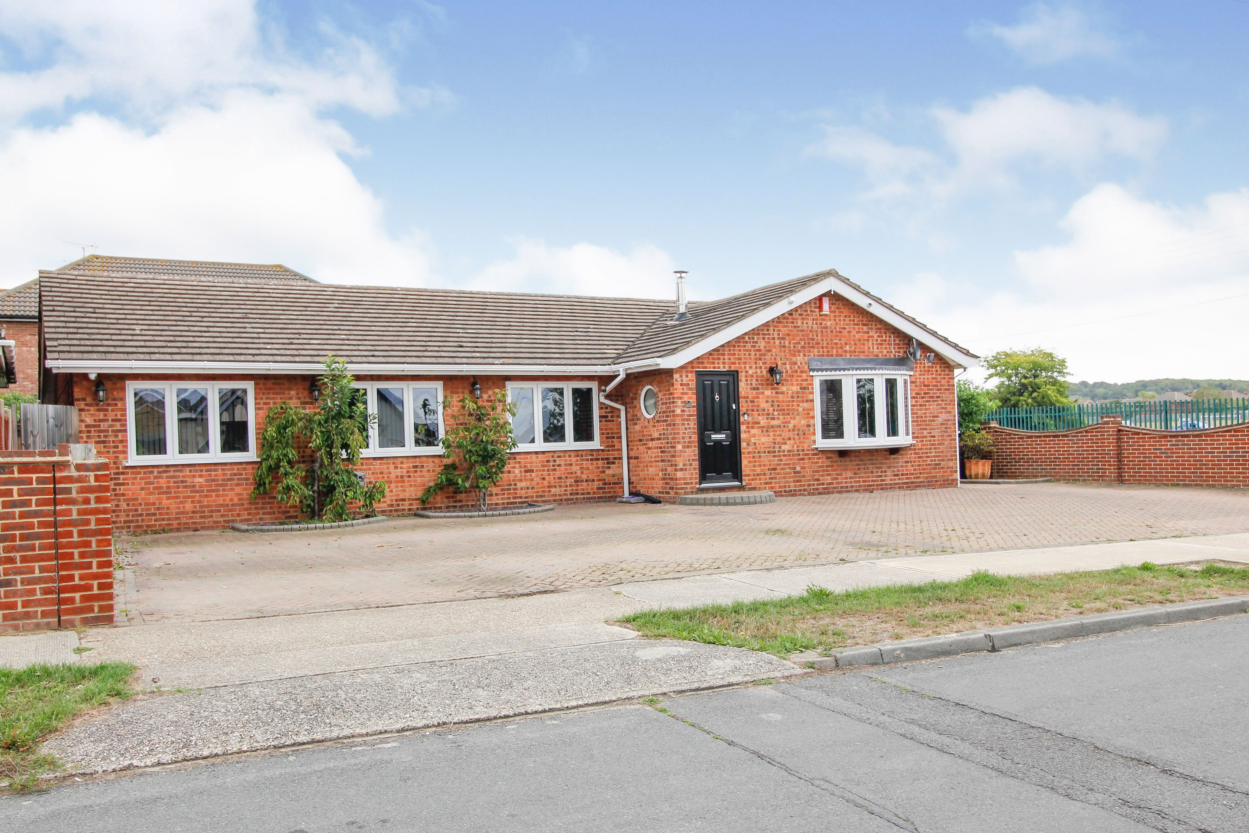 4 bedroom detached bungalow for sale in Villa Road, Benfleet, SS7 5QL
