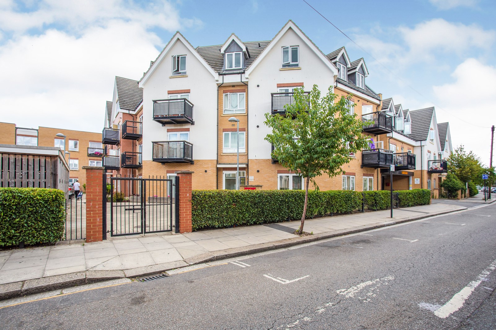 1 bedroom apartment for sale in Featherstone Road, Southall, UB2 5GP