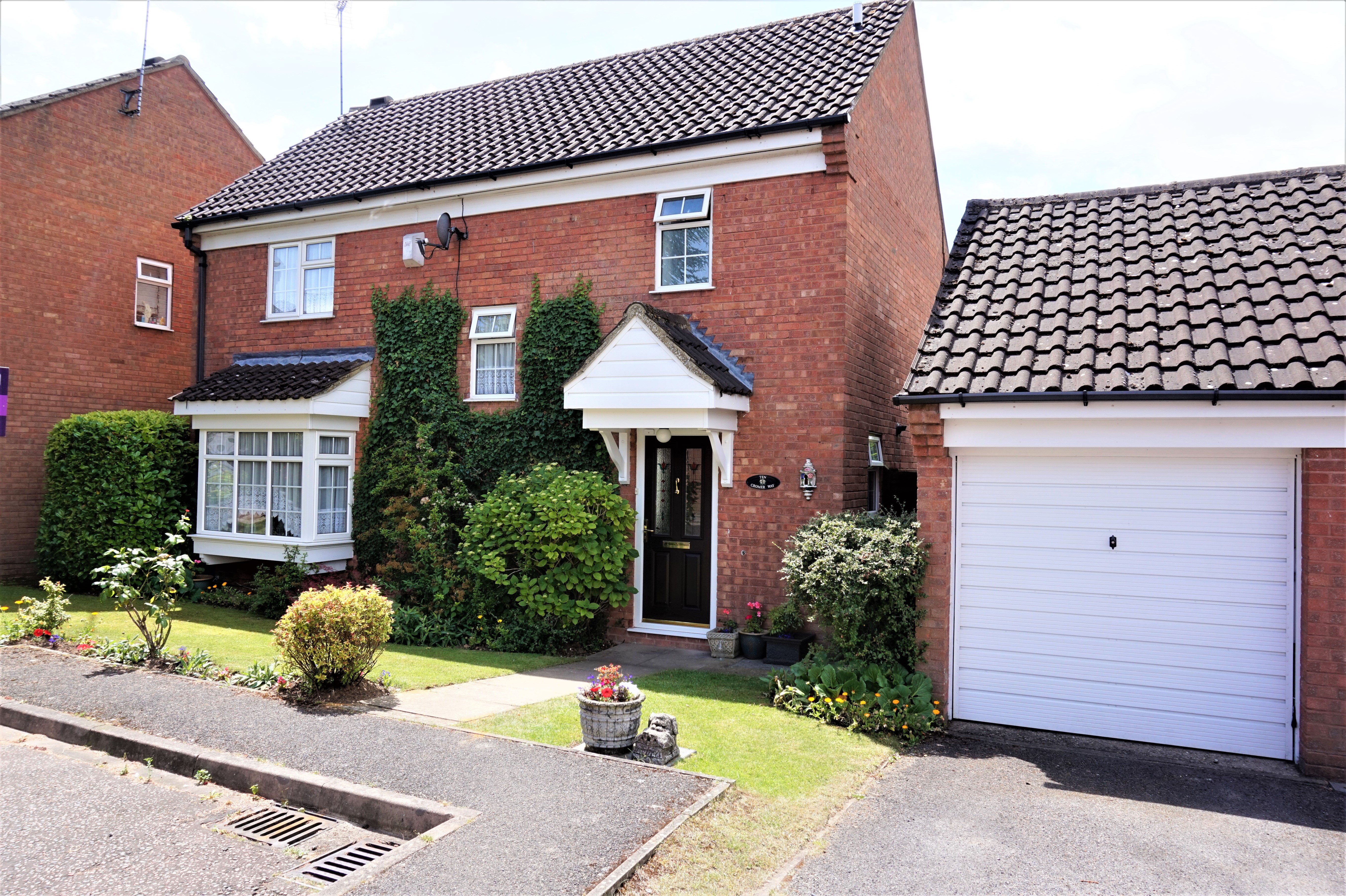4 bedroom detached house for sale in Cromer Way, Luton, LU2 7EE