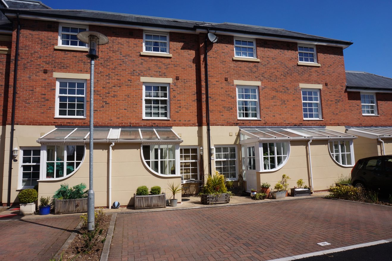 4 bedroom terraced house for sale in John Cullis Gardens, Leamington ...