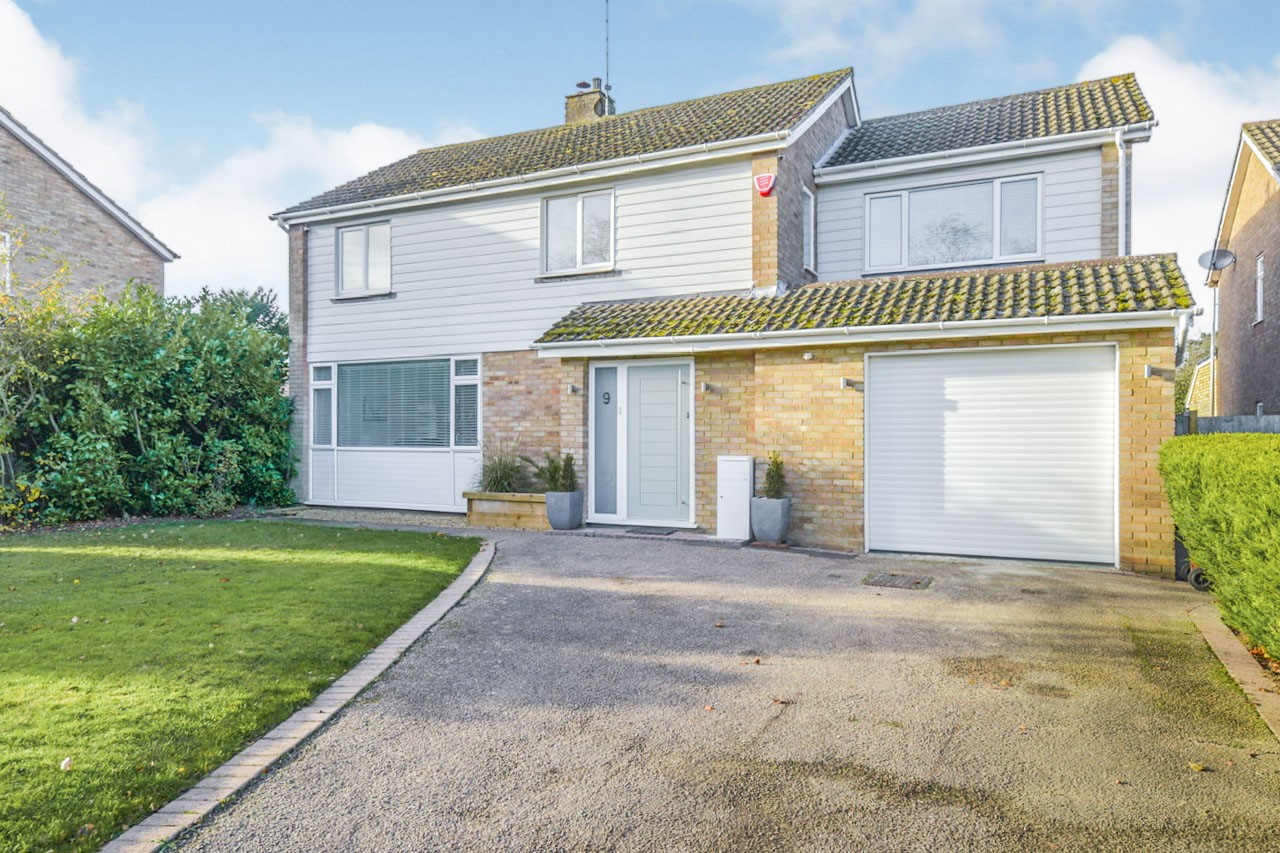 4 bedroom detached house for sale in Stag Green Avenue, Hatfield, AL9 5EB