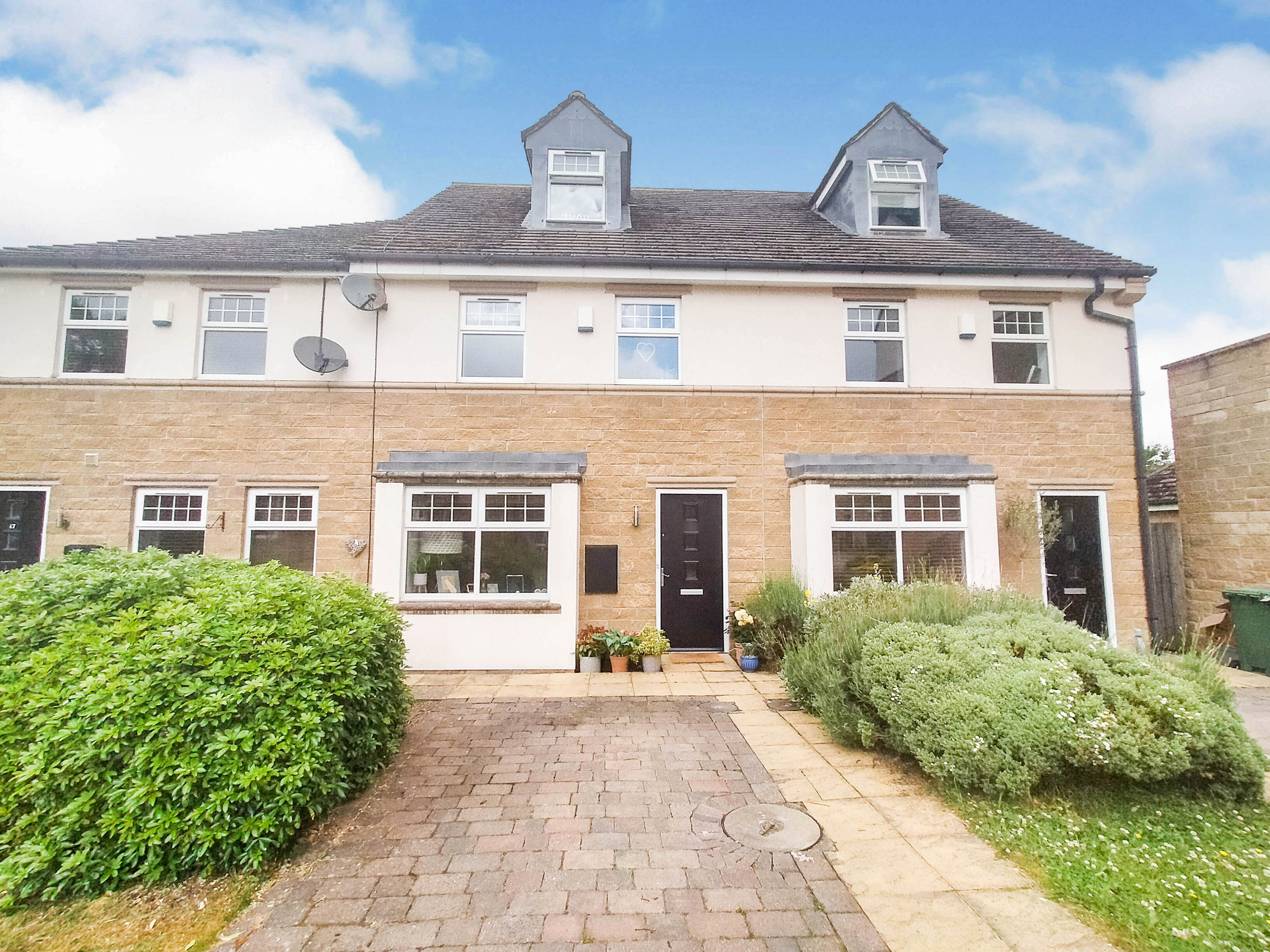 3 bedroom terraced house for sale in Kingsdale Avenue, Menston, LS29 6QL