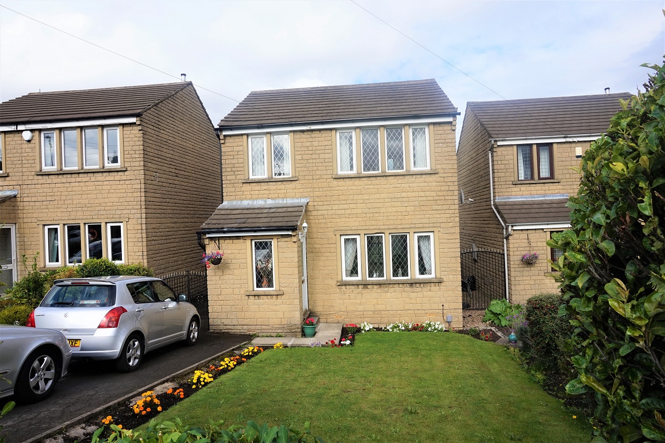 3 bedroom detached house for sale in White Lee Road, Heckmondwike, WF16 9BE