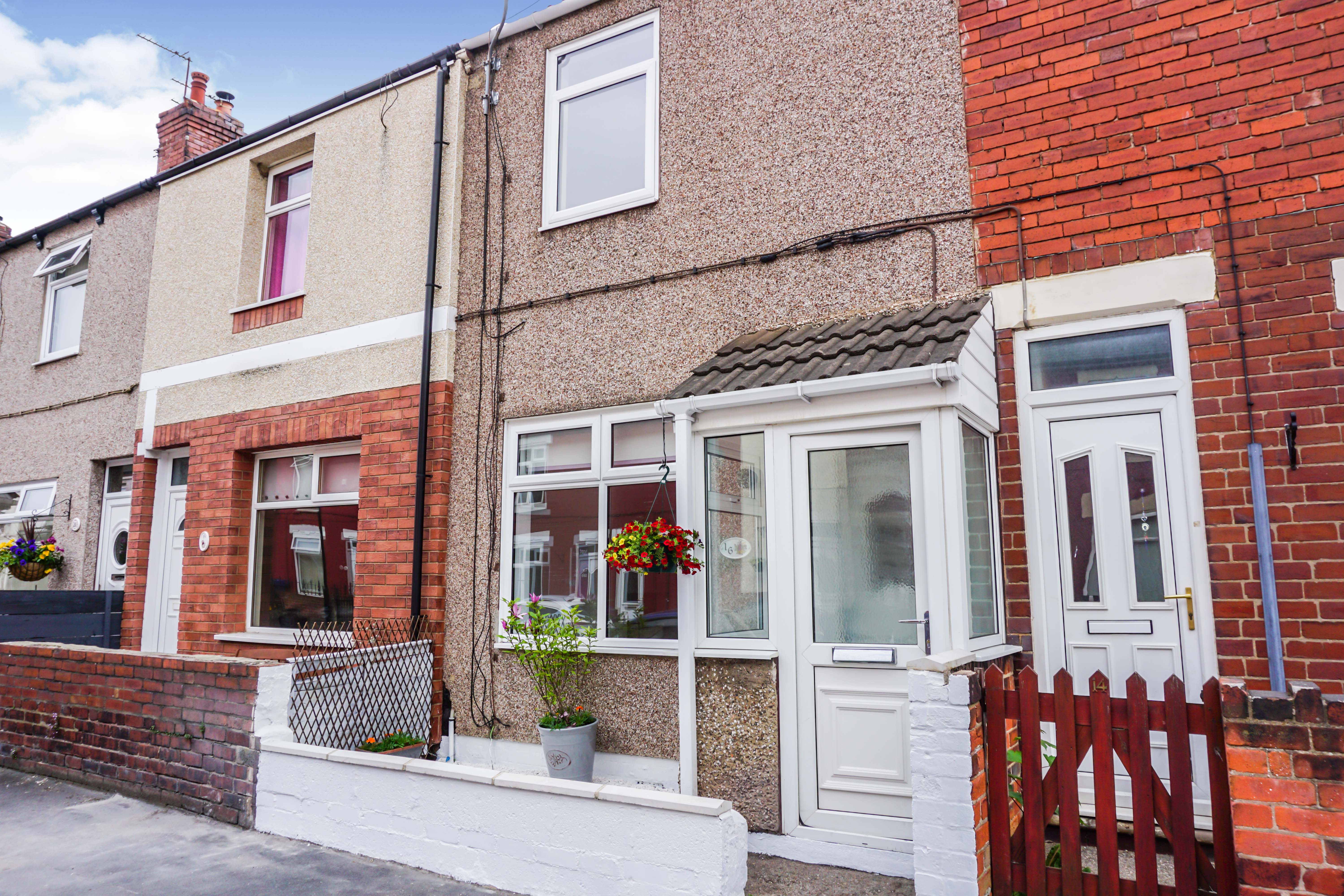 terraced house for sale in Kings Road, Askern, DN6 0LS