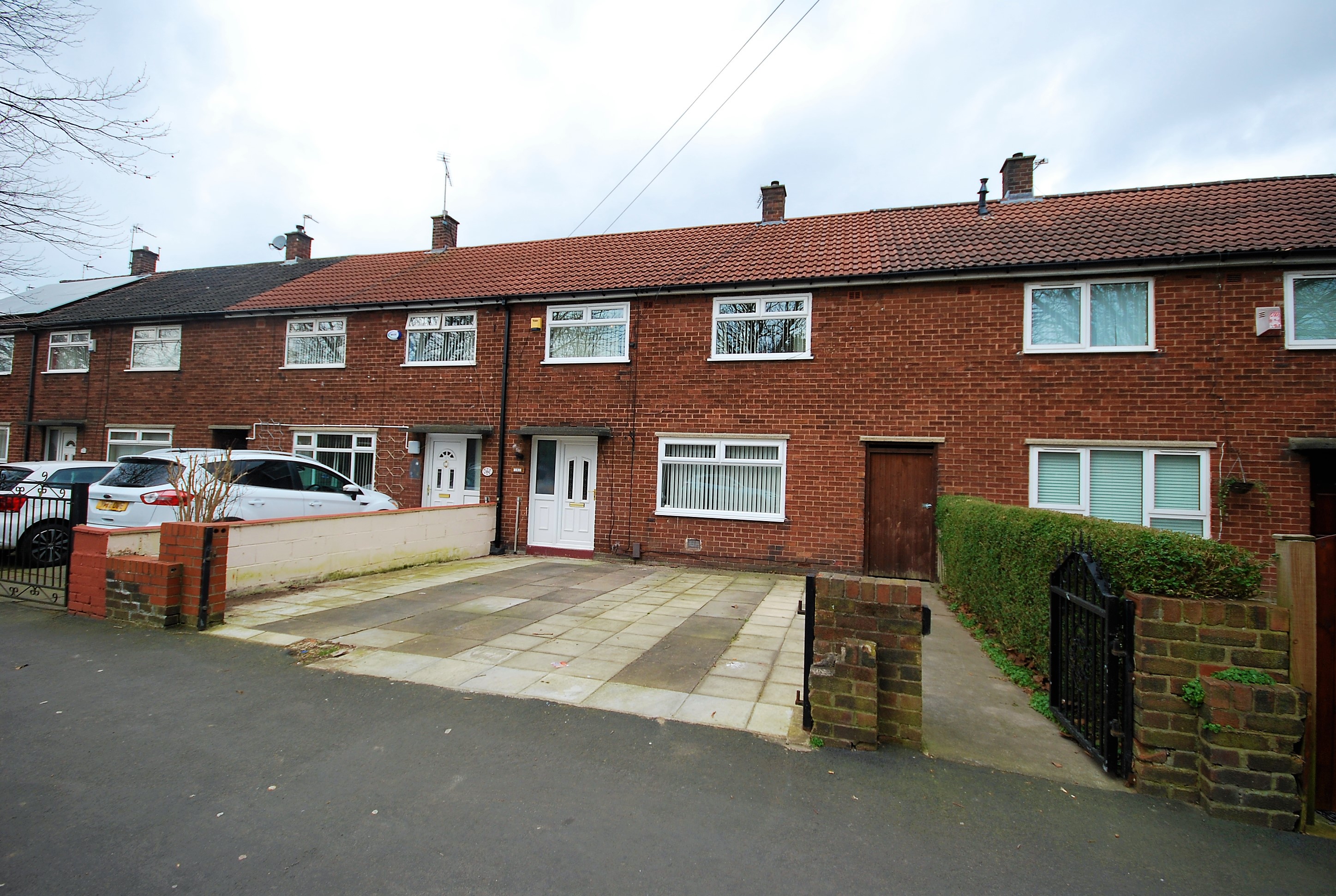 3 bedroom terraced house for sale in Middlesex Road, Brinnington, SK5 8HJ