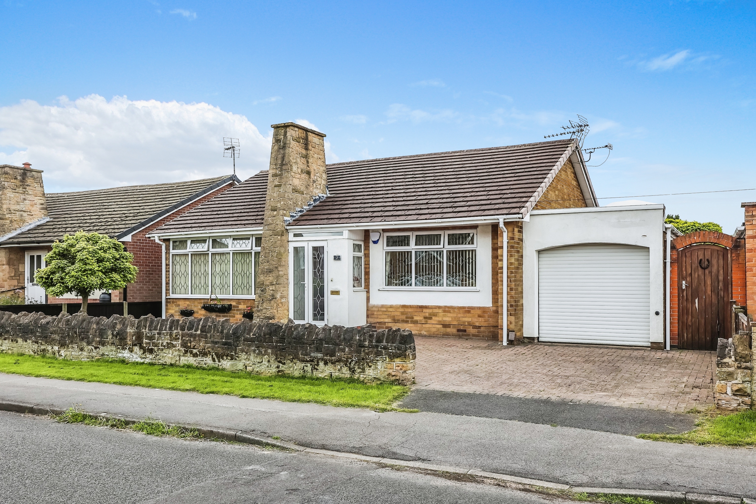 2 bedroom detached bungalow for sale in Gedling, Nottingham, NG4 4FS