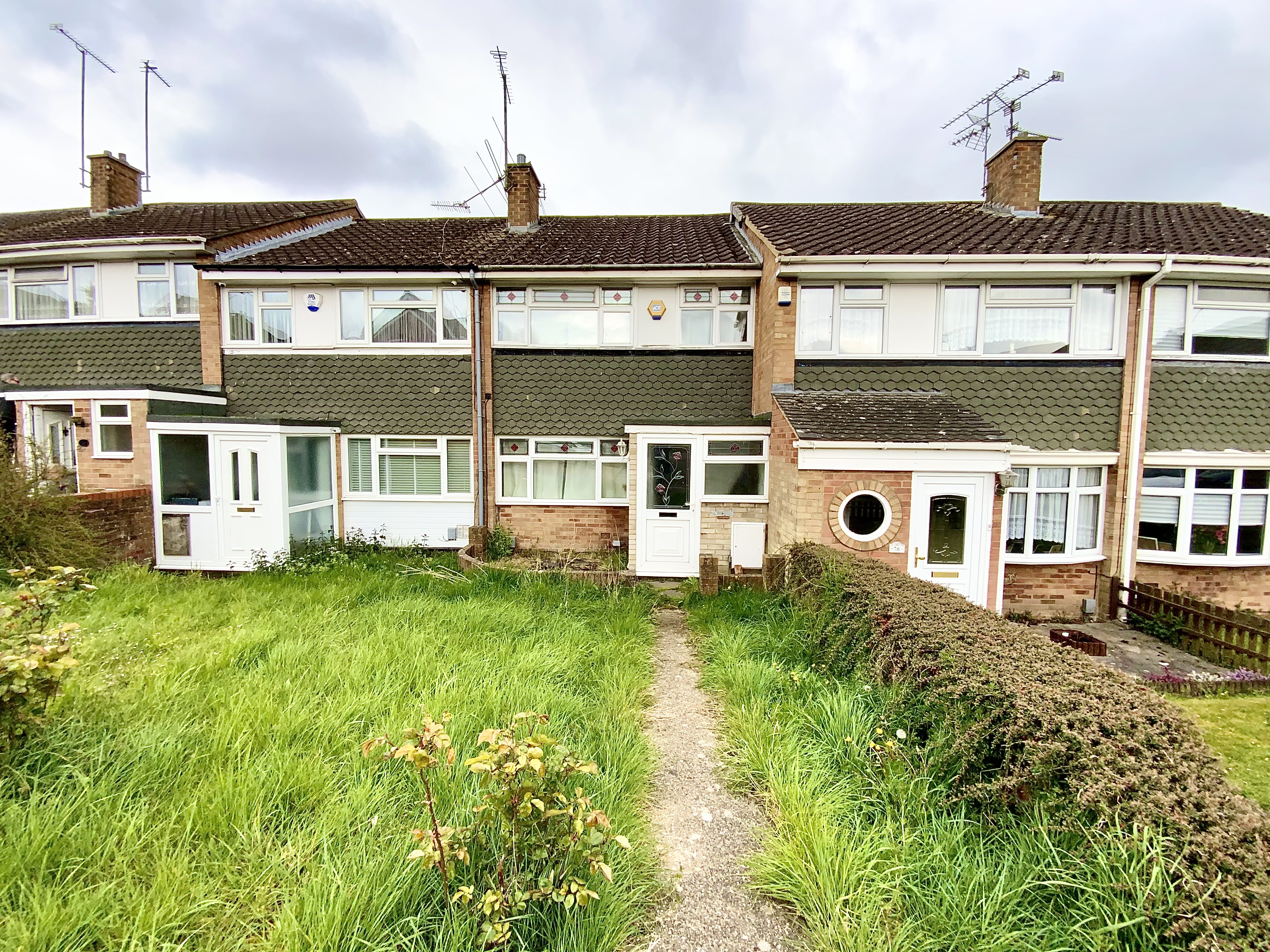 3 bedroom terraced house for sale in Boxted Close, Luton, LU4 9HW
