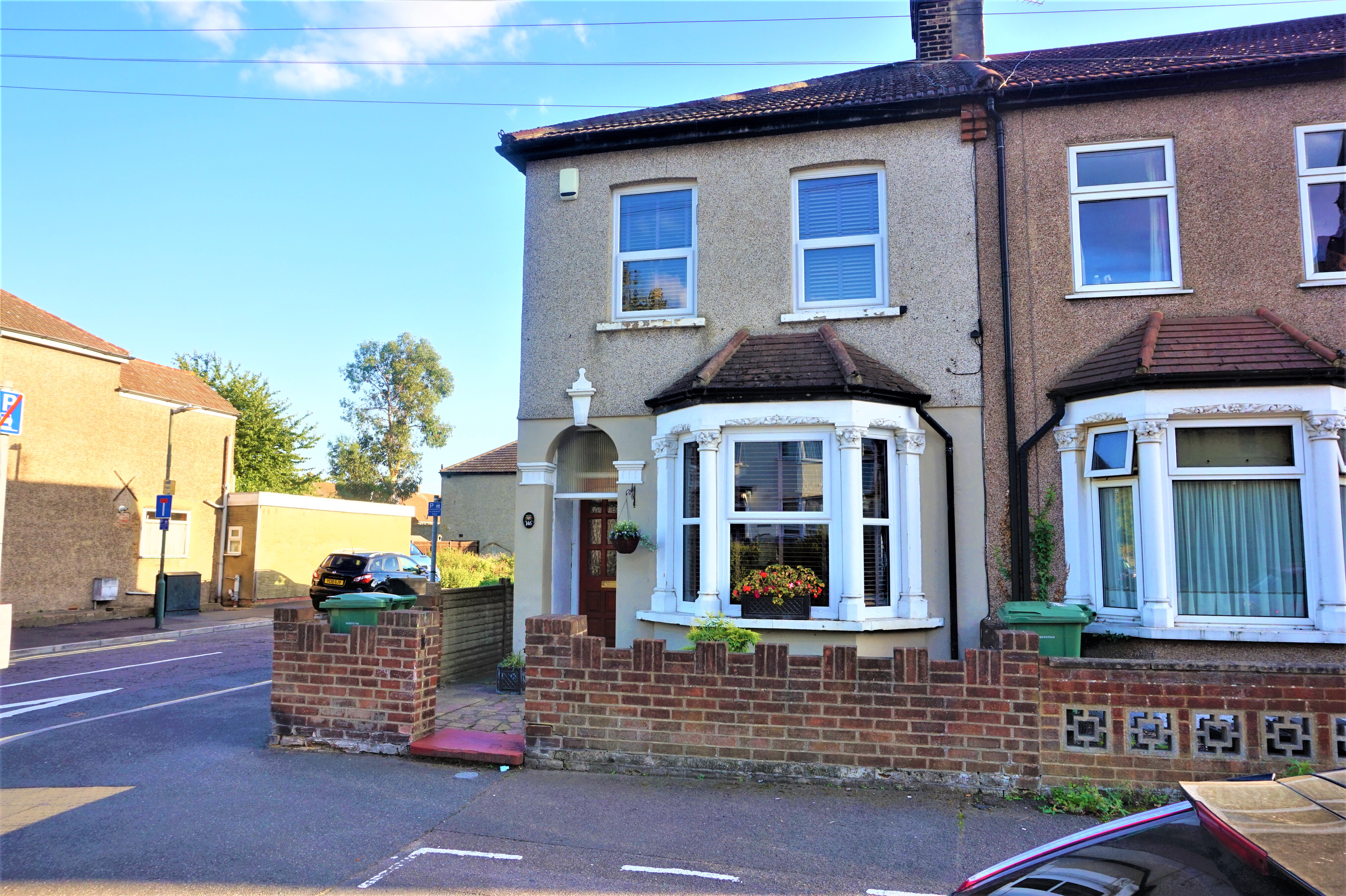 3 bedroom end of terrace house for sale in Slade Green Road, Erith, DA8 2HU