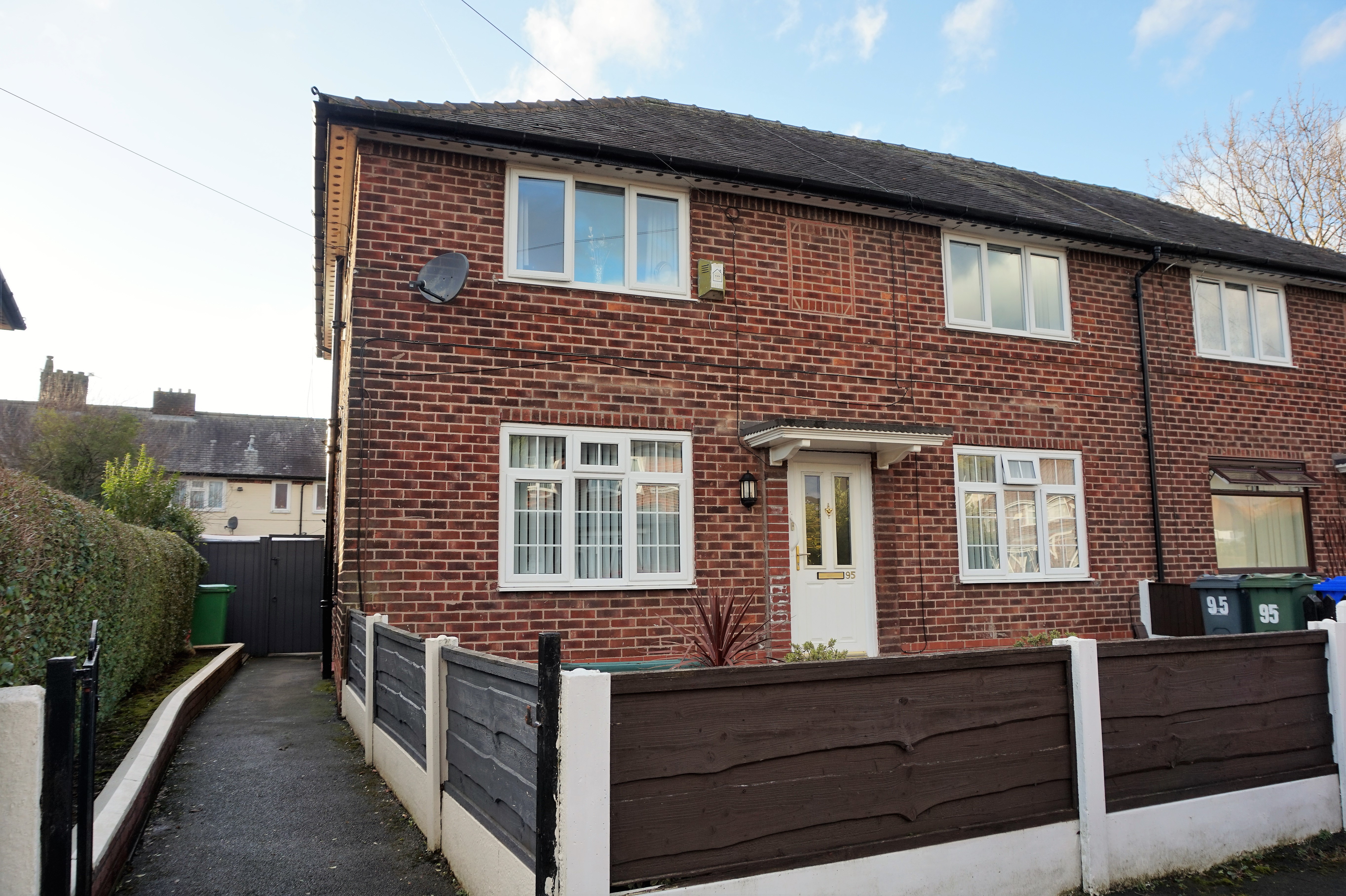 2 bedroom flat for sale in Southdown Crescent, Manchester, M9 7DQ
