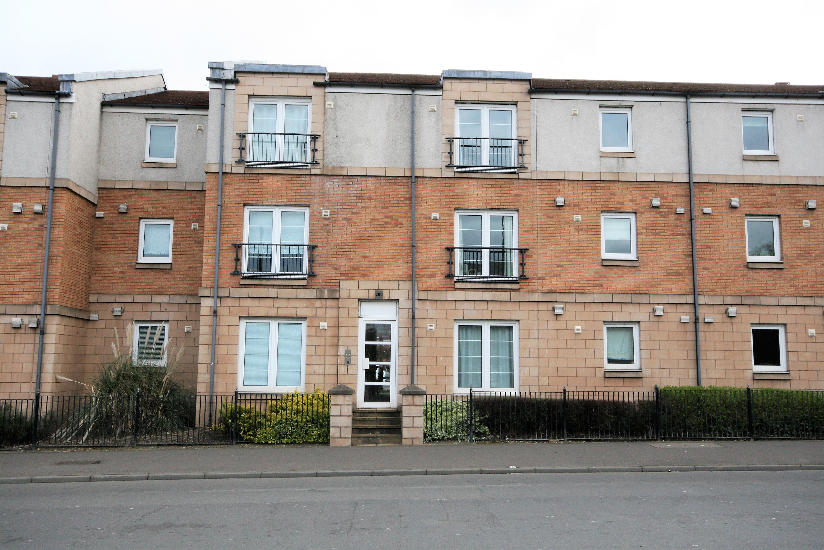 2 bedroom flat for sale in Duddingston Park South, Edinburgh, EH15 3EJ