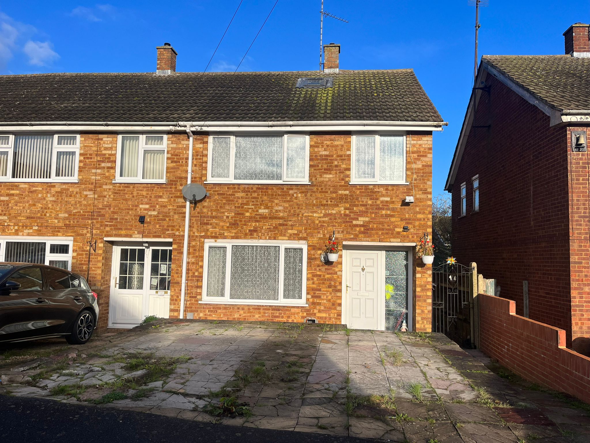 3 bedroom semi-detached house for sale in Oatfield Close, Luton, LU4 0UH