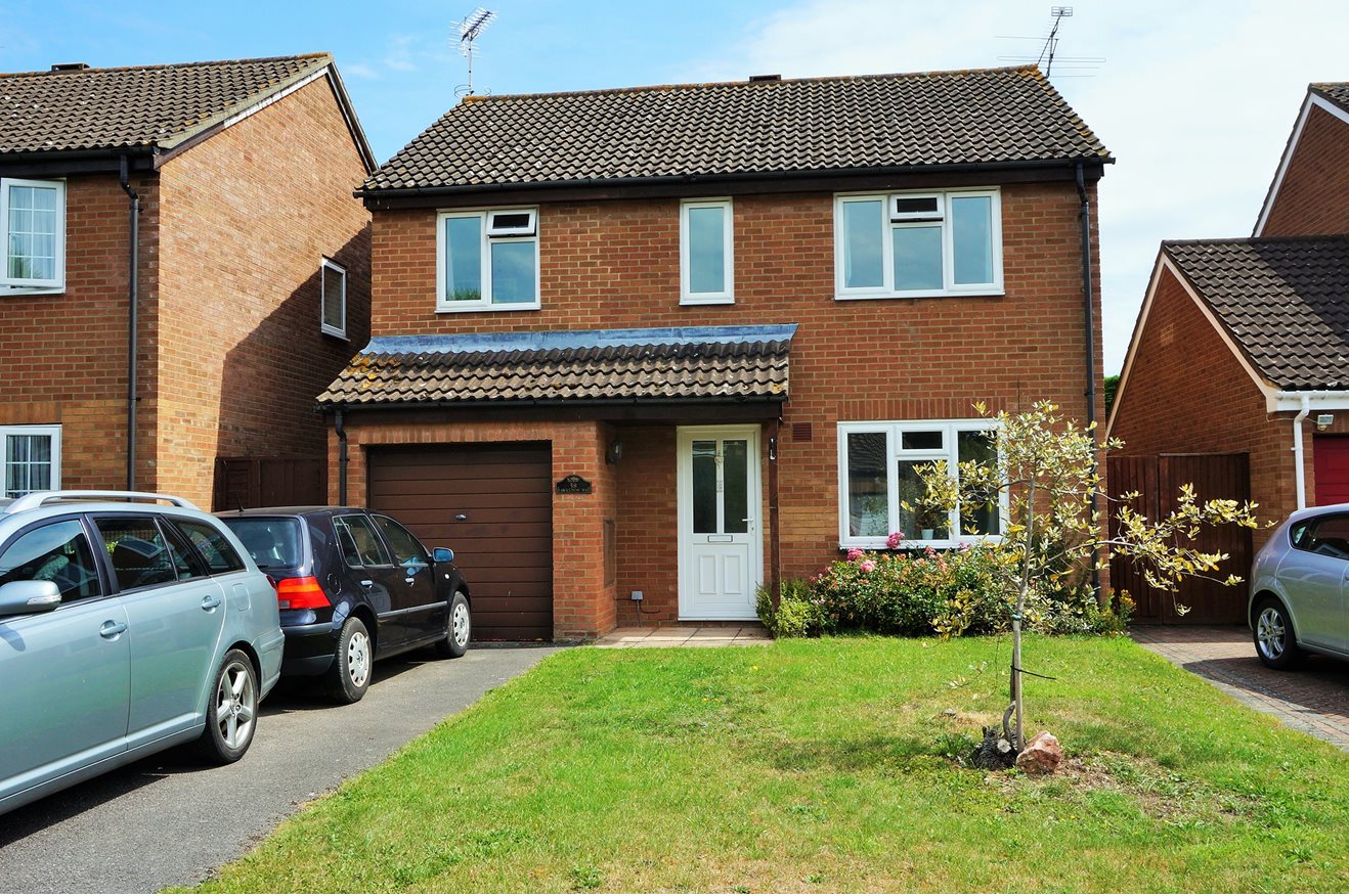 4 bedroom detached house for sale in Hawkedon Way, Reading, RG6 3AP