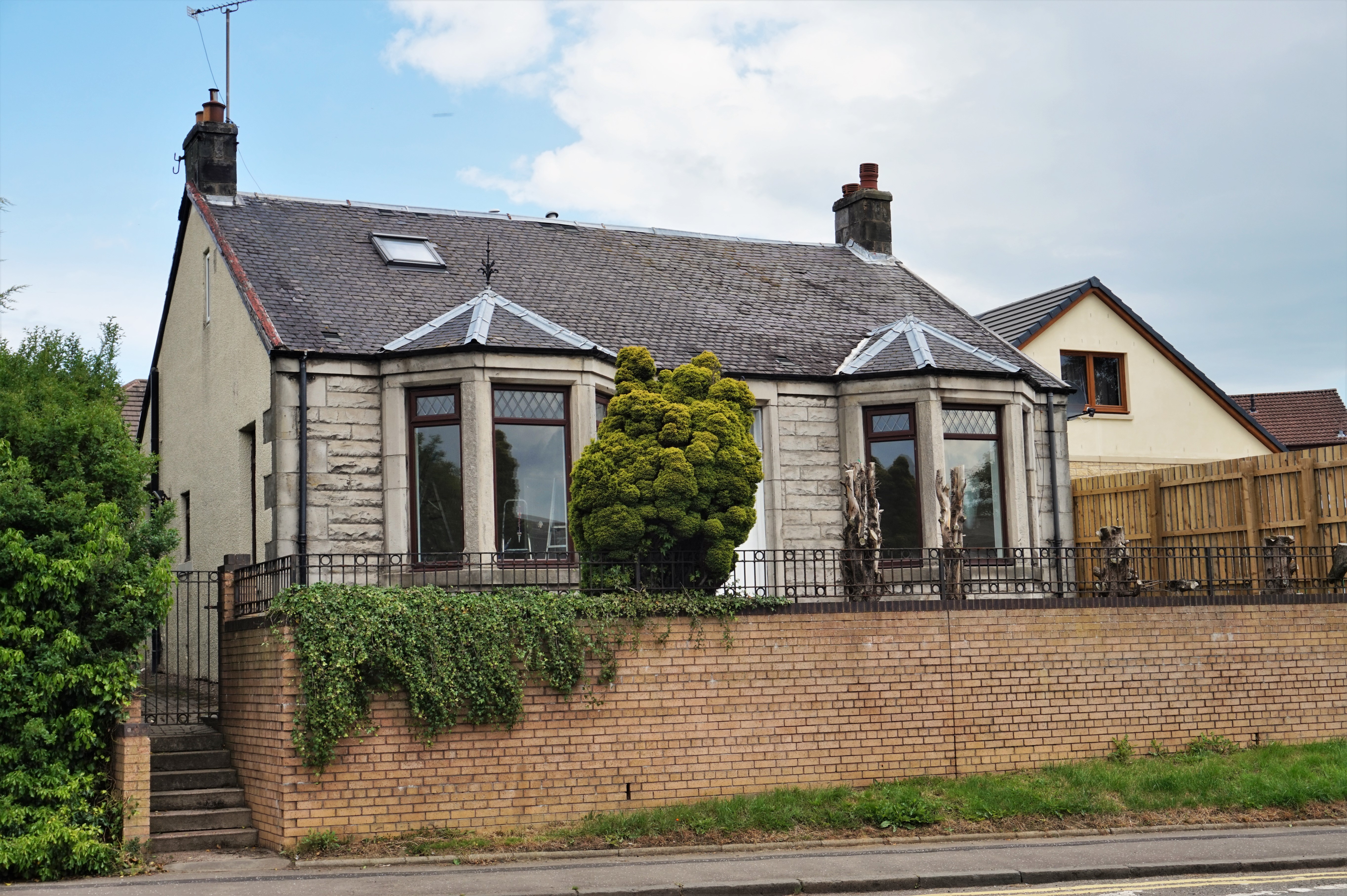 3 bedroom detached house for sale in Halbeath Road, Dunfermline, KY12 7LX