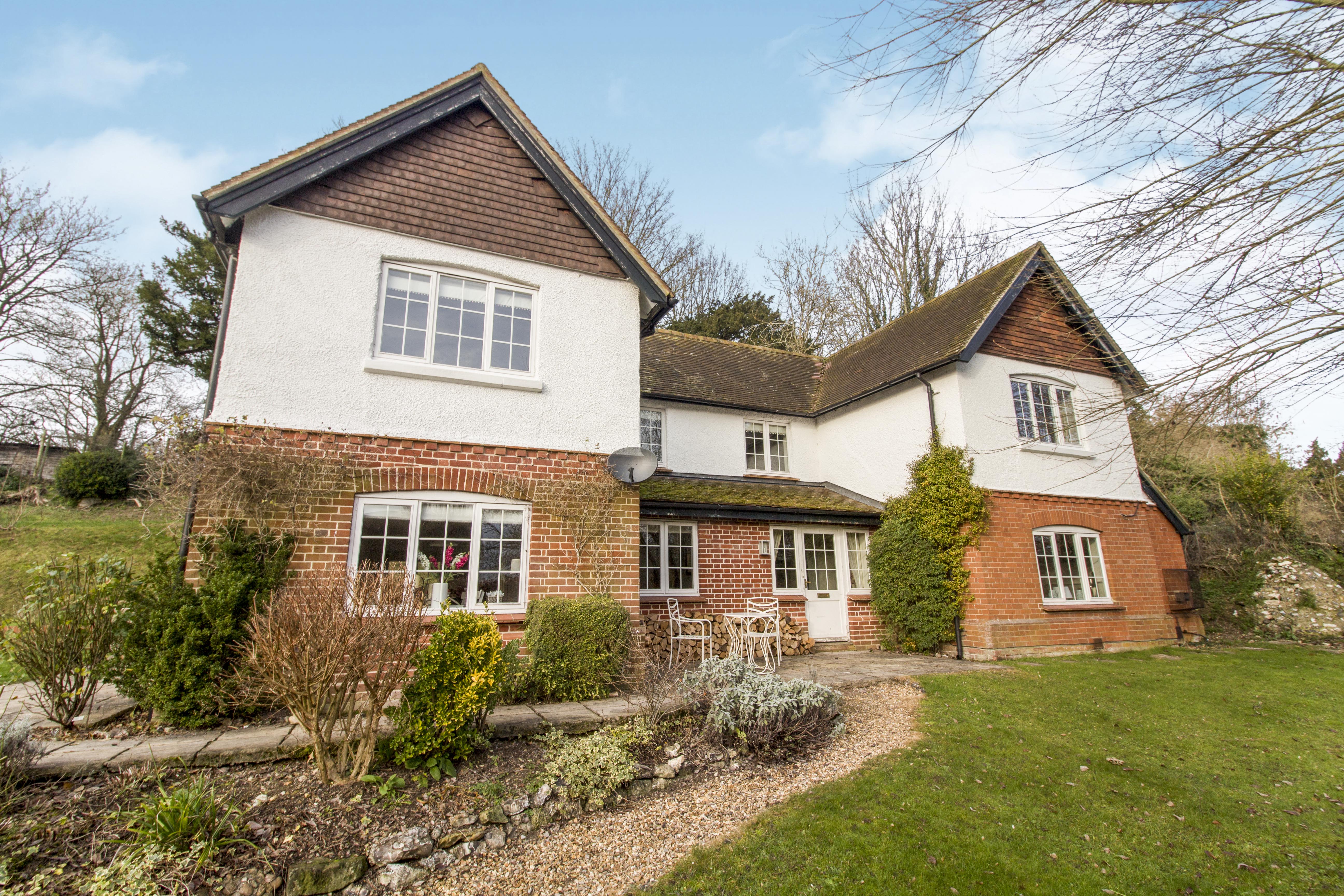 4 bedroom detached house to rent in Fullerton Road, Wherwell, SP11 7JS