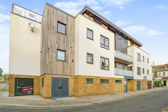 2 bedroom flat for sale in Station Close, Horsham, RH13 5UB