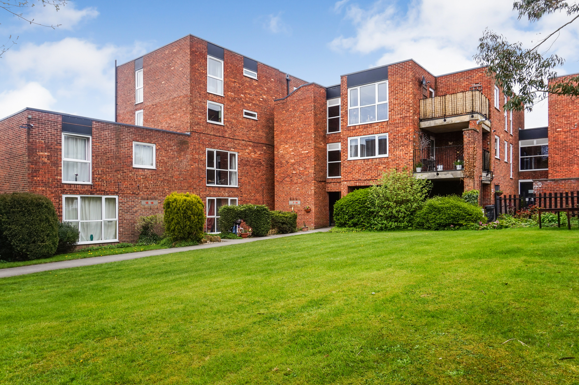 2 bedroom flat for sale in Lidgett Park Court, Leeds, LS8 1ED