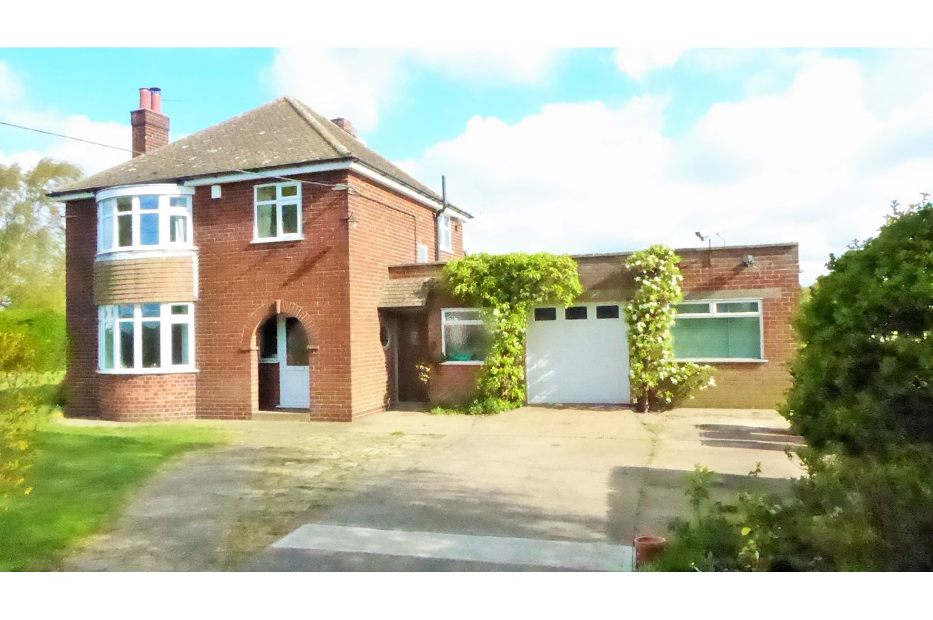 3 bedroom detached house for sale in Whisby Road, Whisby, LN6 9BY