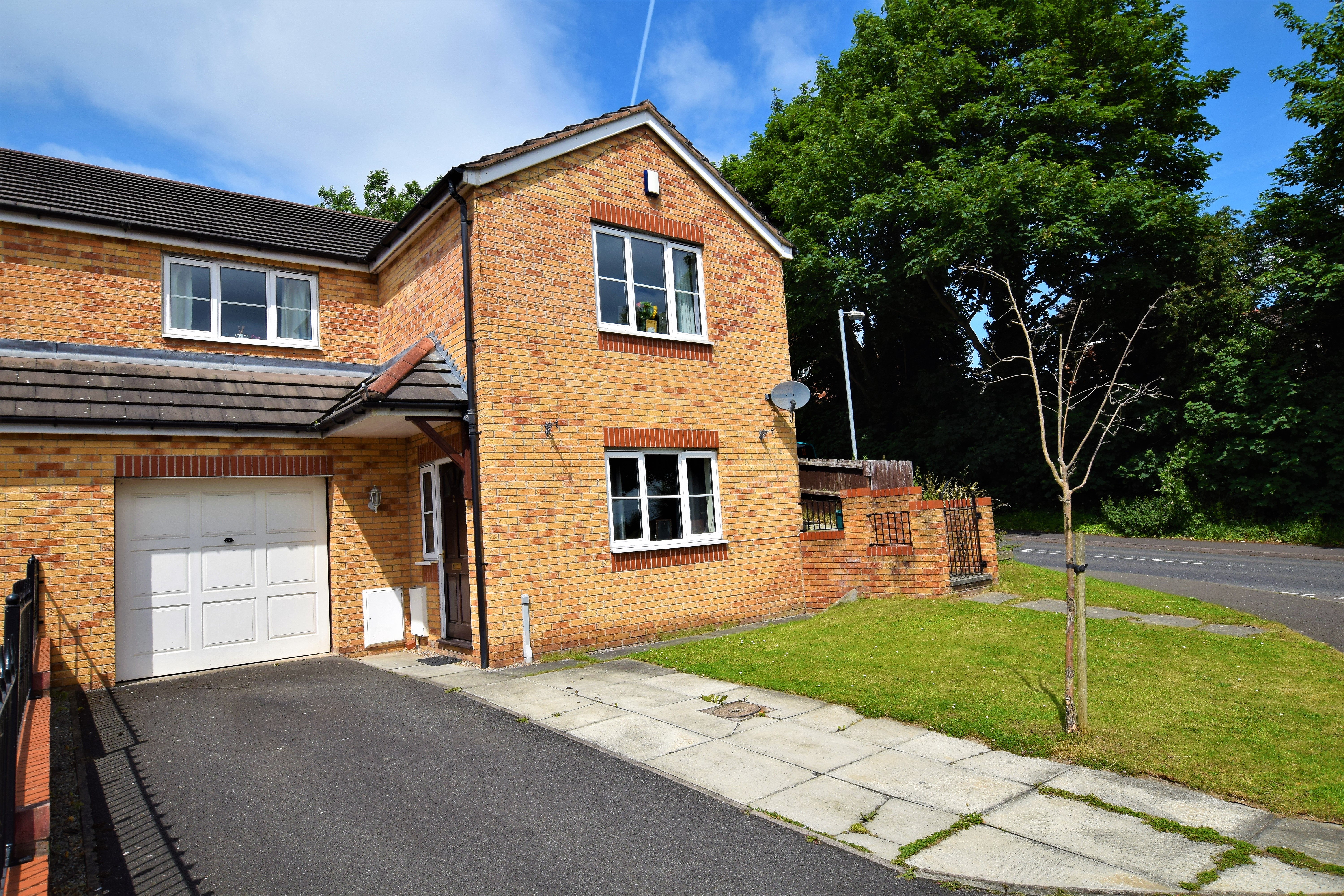 3 bedroom semi-detached house for sale in Millfields, Wrexham, LL11 6TX