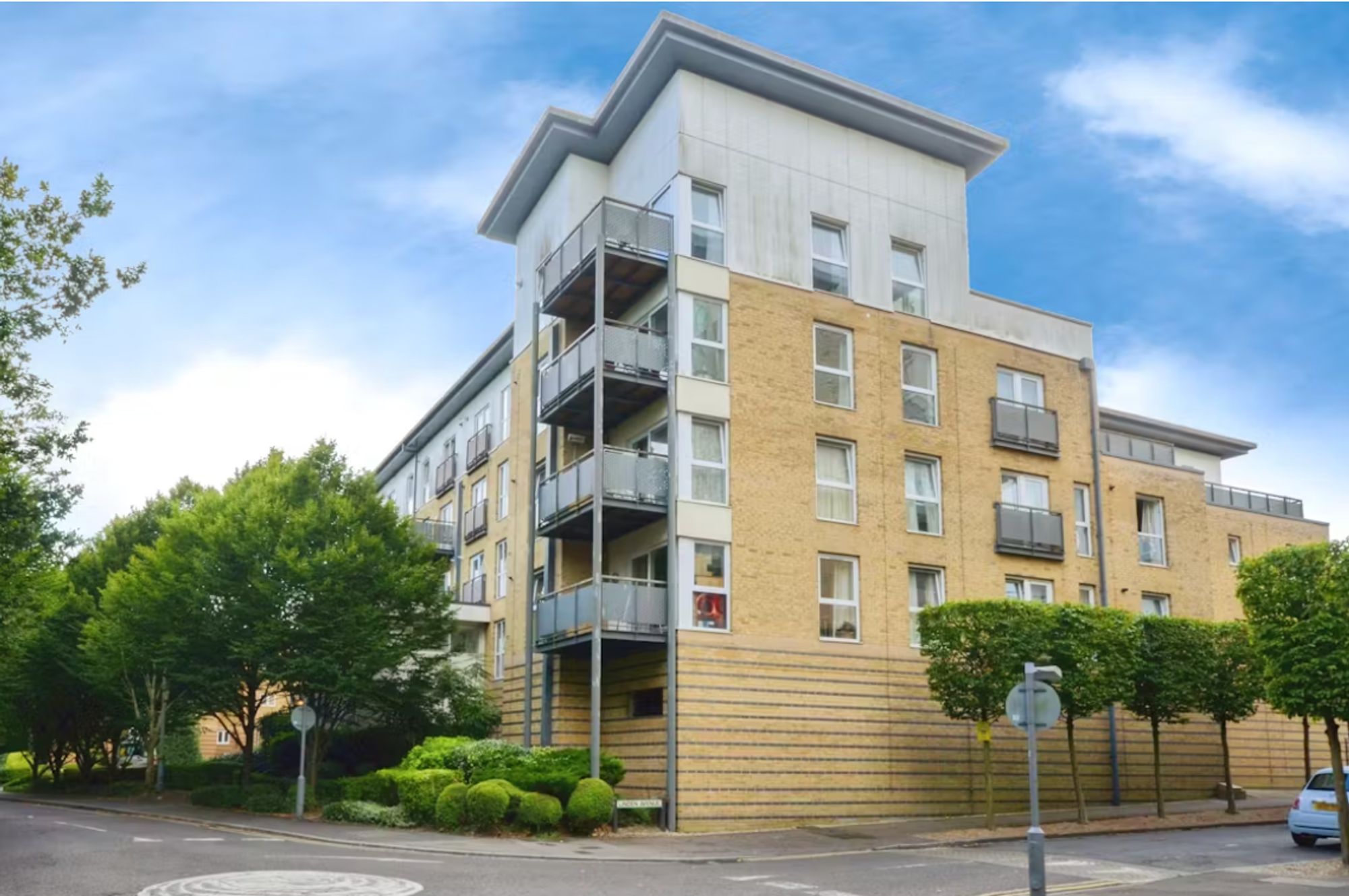 2 bedroom flat to rent in Metropolitan Station Approach, Watford, WD18 7BE