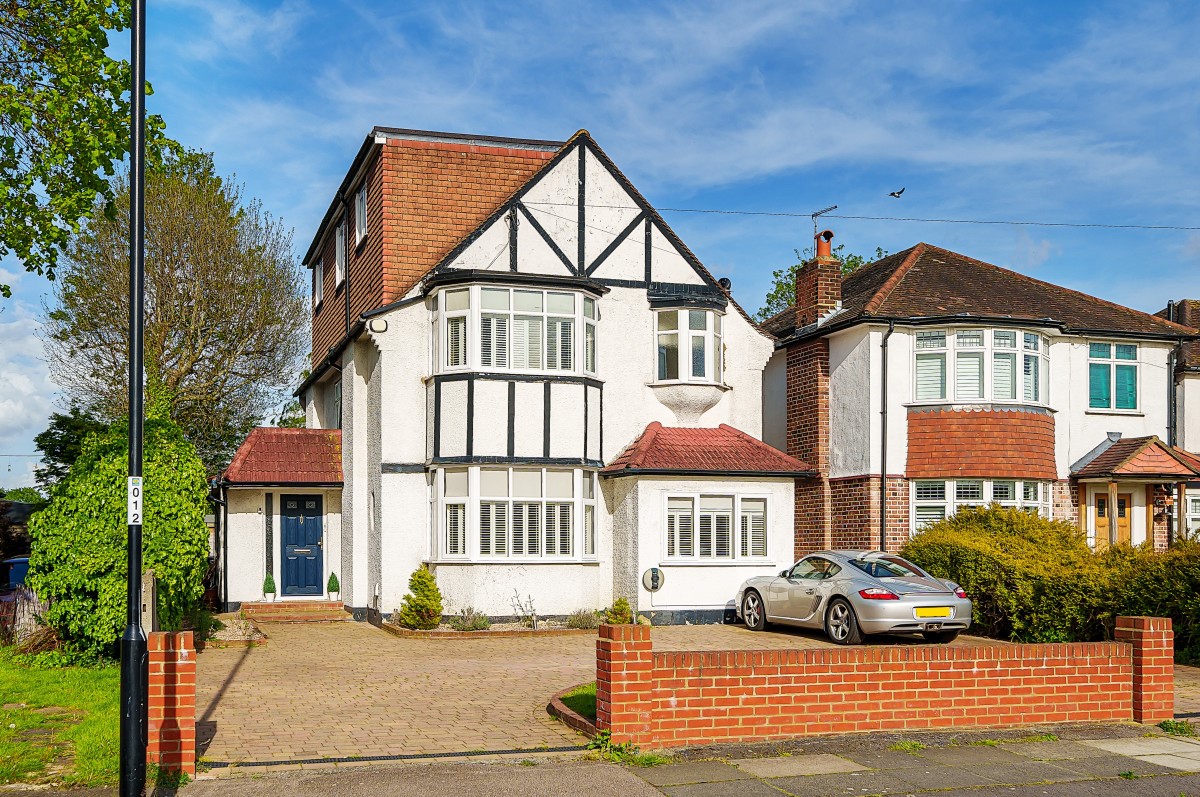 5 bedroom detached house for sale in Cambridge Drive, London, SE12 8AJ