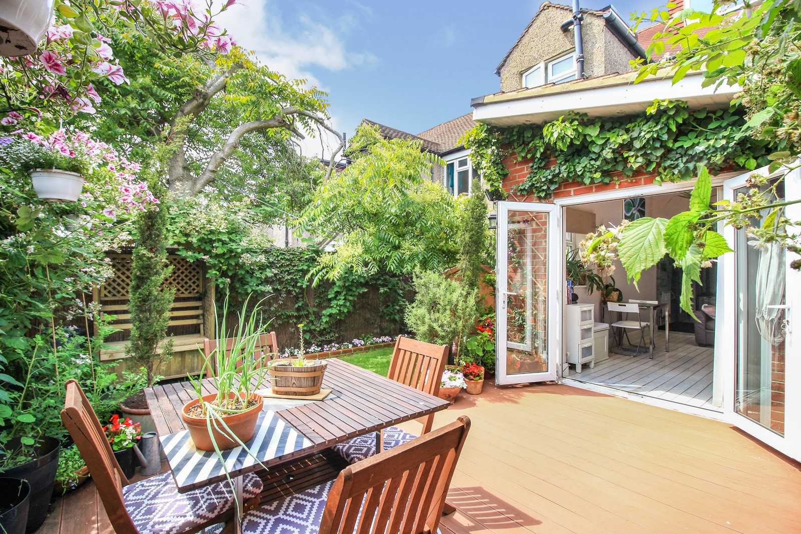 2 bedroom ground floor maisonette for sale in Farm Avenue, Streatham ...