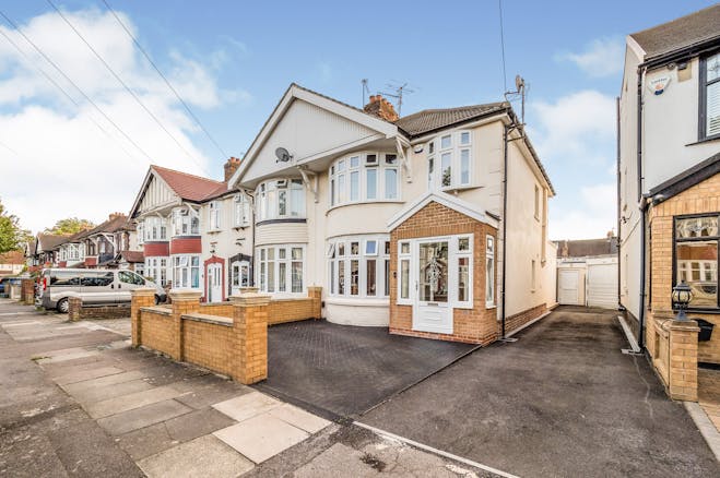 3 Bedroom End Of Terrace House For Sale In Sandhurst Drive Ilford Ig3 9db