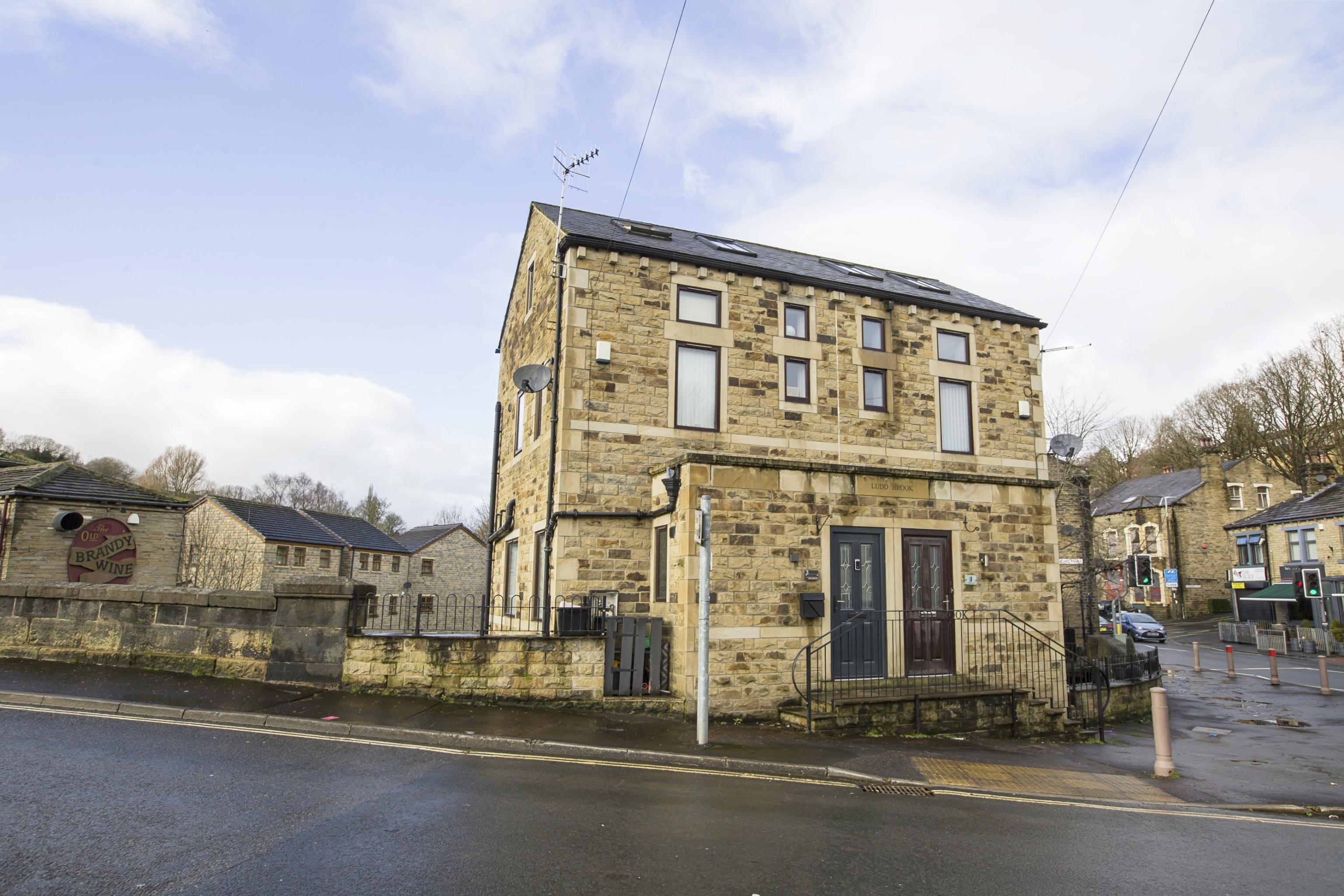 2 bedroom semi-detached house for sale in Station Road, Halifax, HX2 6AD