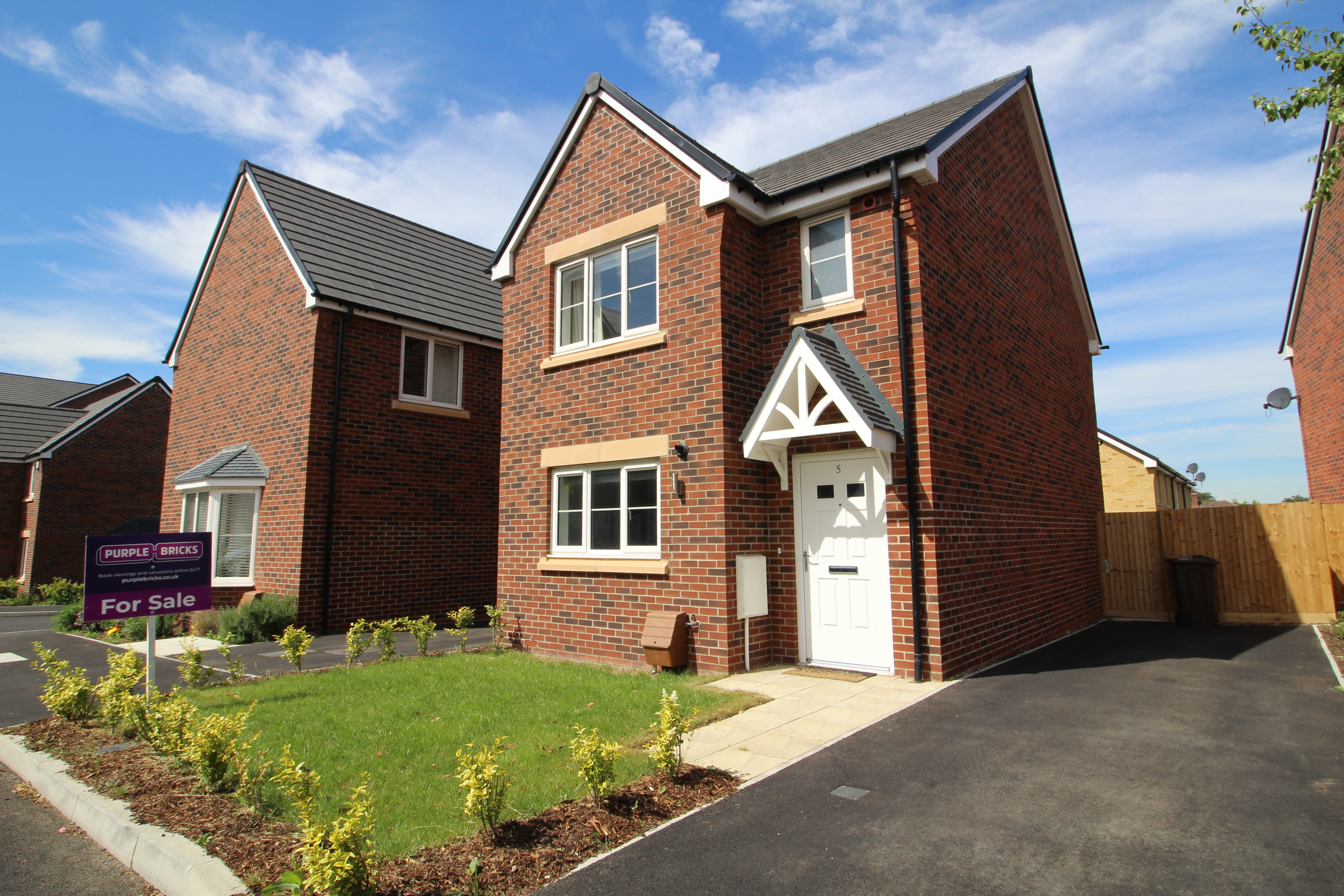 3 bedroom detached house for sale in Treetops Close, Grays, RM17 5FL