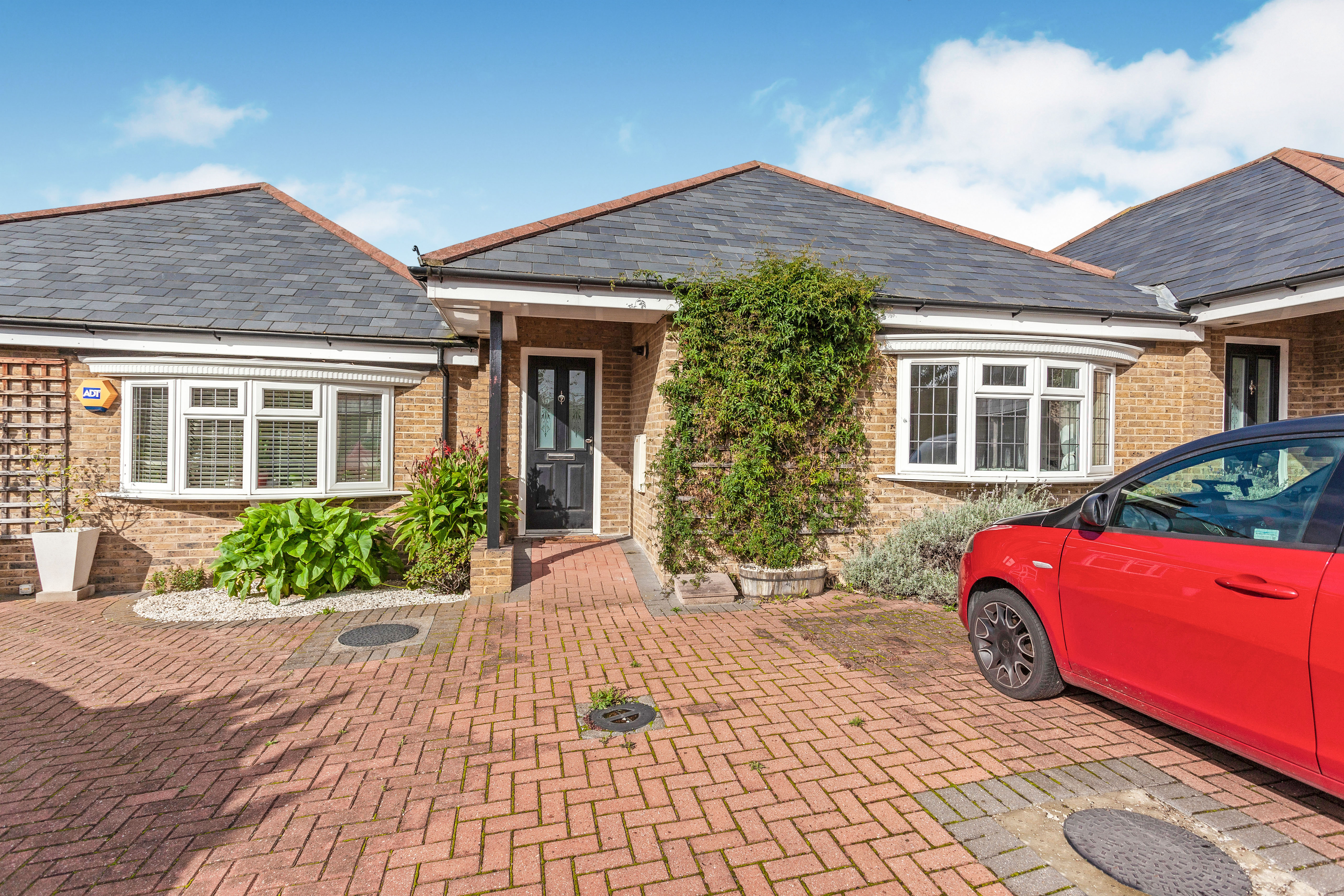 2 bedroom detached bungalow for sale in 249a Southcroft Road, Tooting ...
