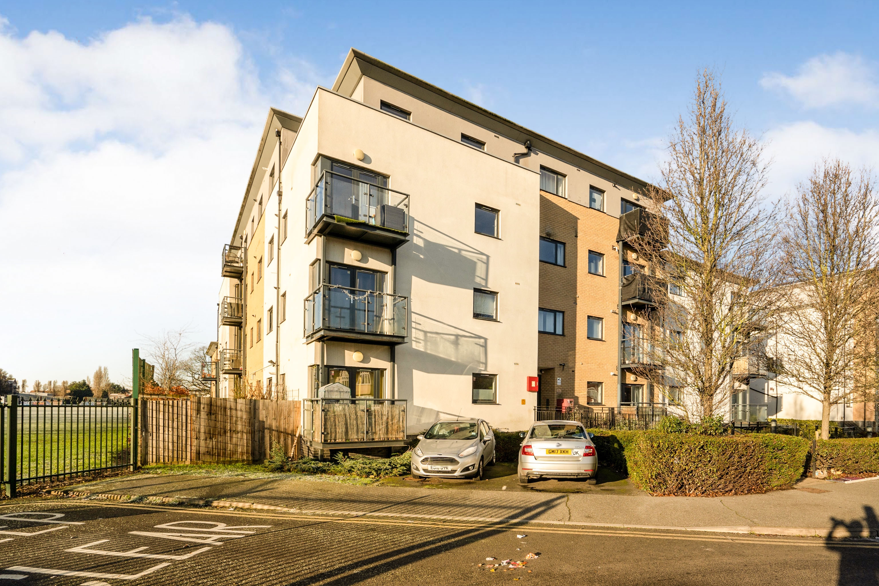 2 bedroom flat for sale in Cottons Approach, Romford, RM7 7LN