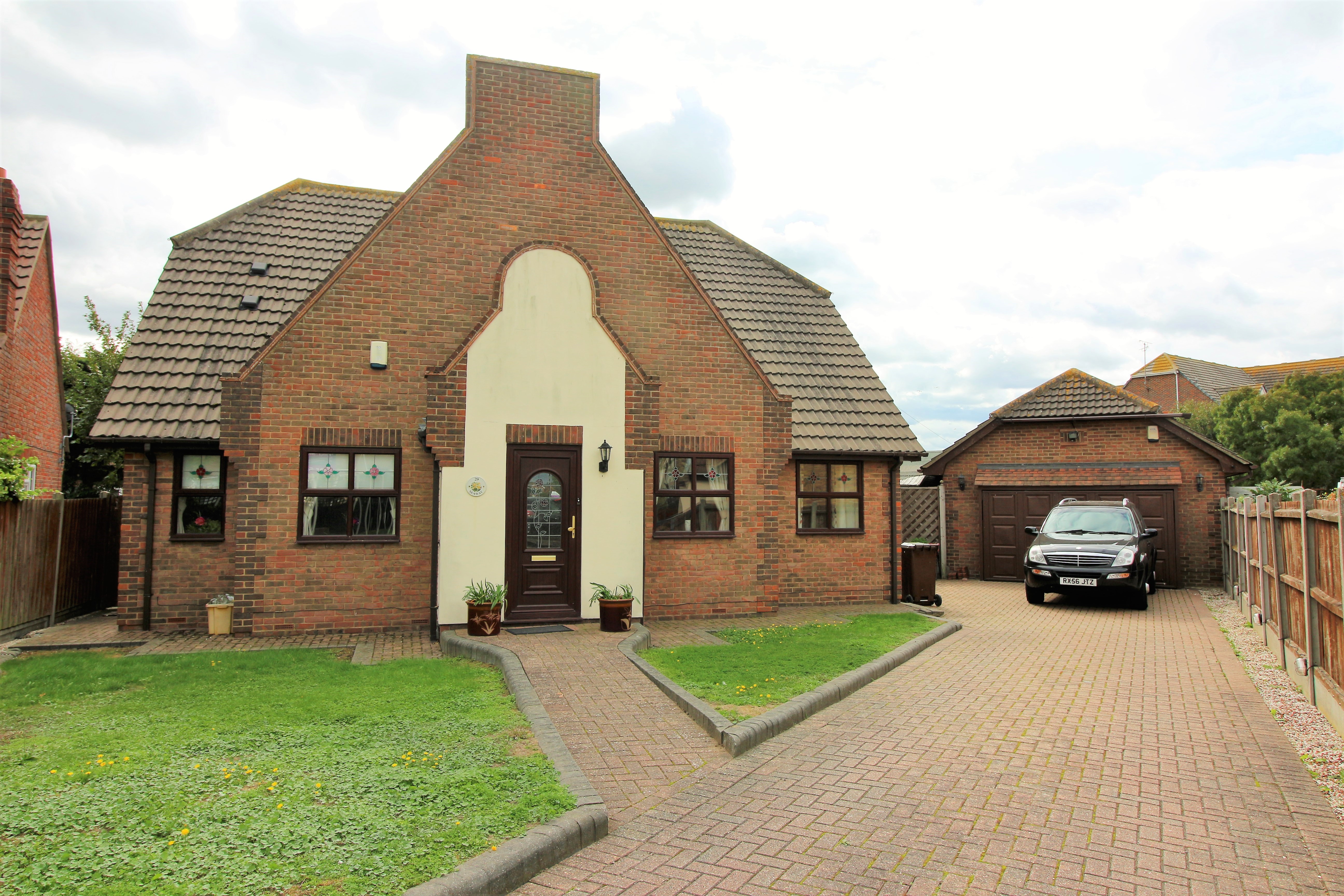 3 bedroom detached bungalow for sale in Seaway, Canvey Island, SS8 0AX